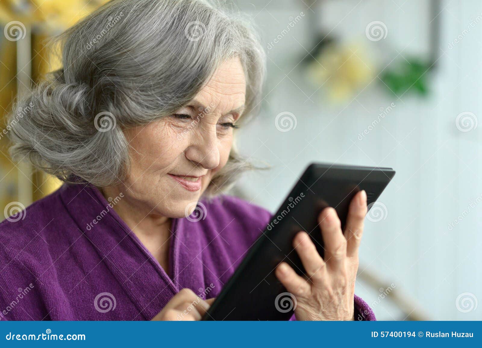 Alte Frau mit Tabletten-PC stockfoto. Bild von computer - 57400194