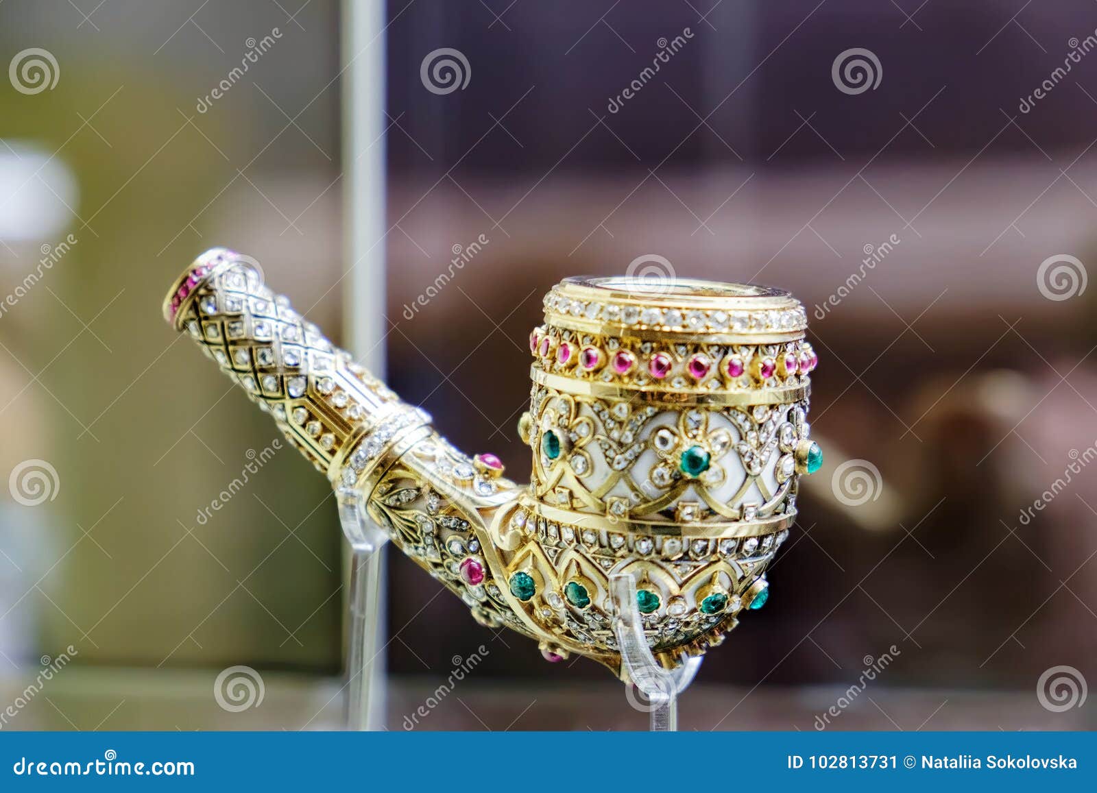 Alte Goldene Pfeife in Den Edelsteinen Redaktionelles Foto - Bild von ...