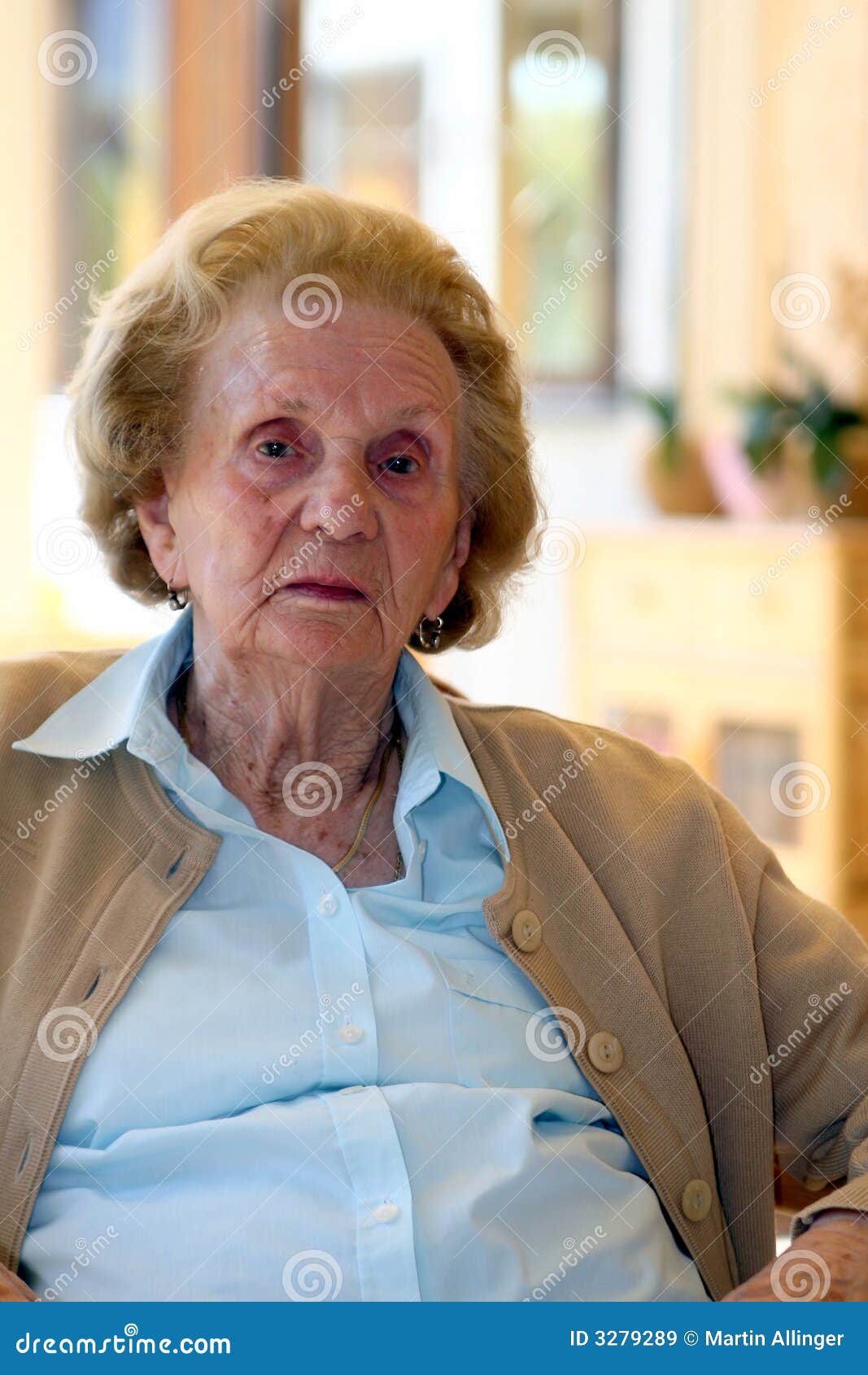 Alte Großmutter stockbild. Bild von porträt, altern, fälligkeit - 3279289