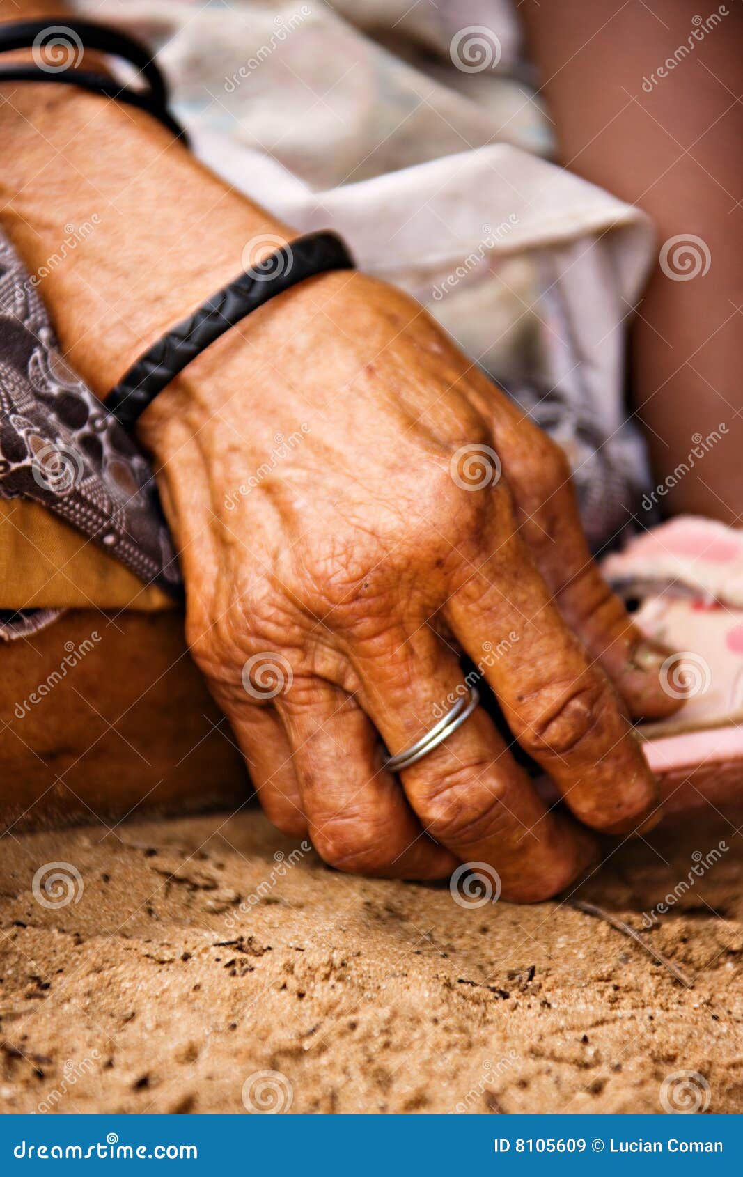 Alte Hand stockbild. Bild von emotional, afrikanisch, hand - 8105609