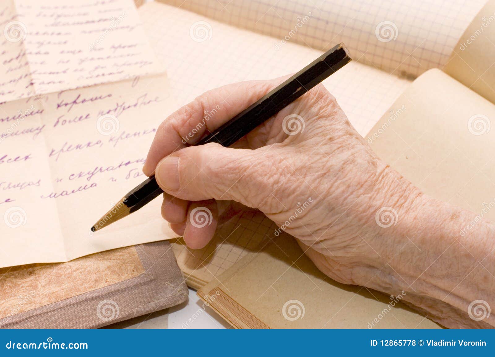 Alte Hand Schreibt Den Brief Stockfoto - Bild von zeichen, alter: 12865778