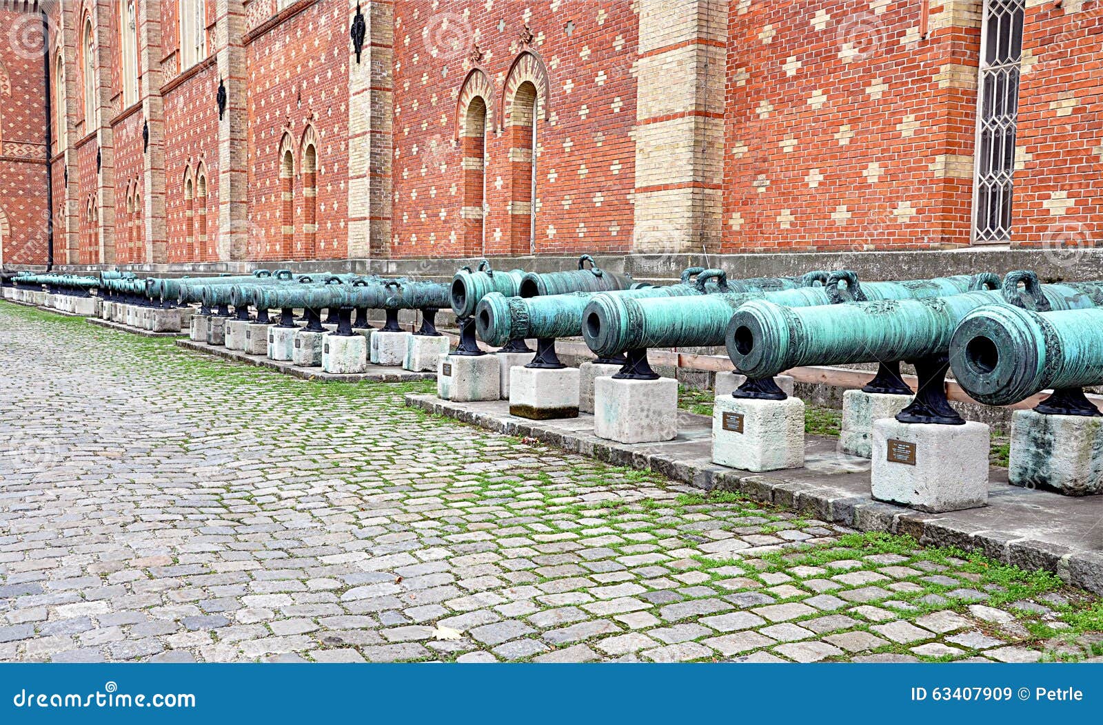 Alte historische Kanonen stockbild. Bild von erbe, verteidigung - 63407909