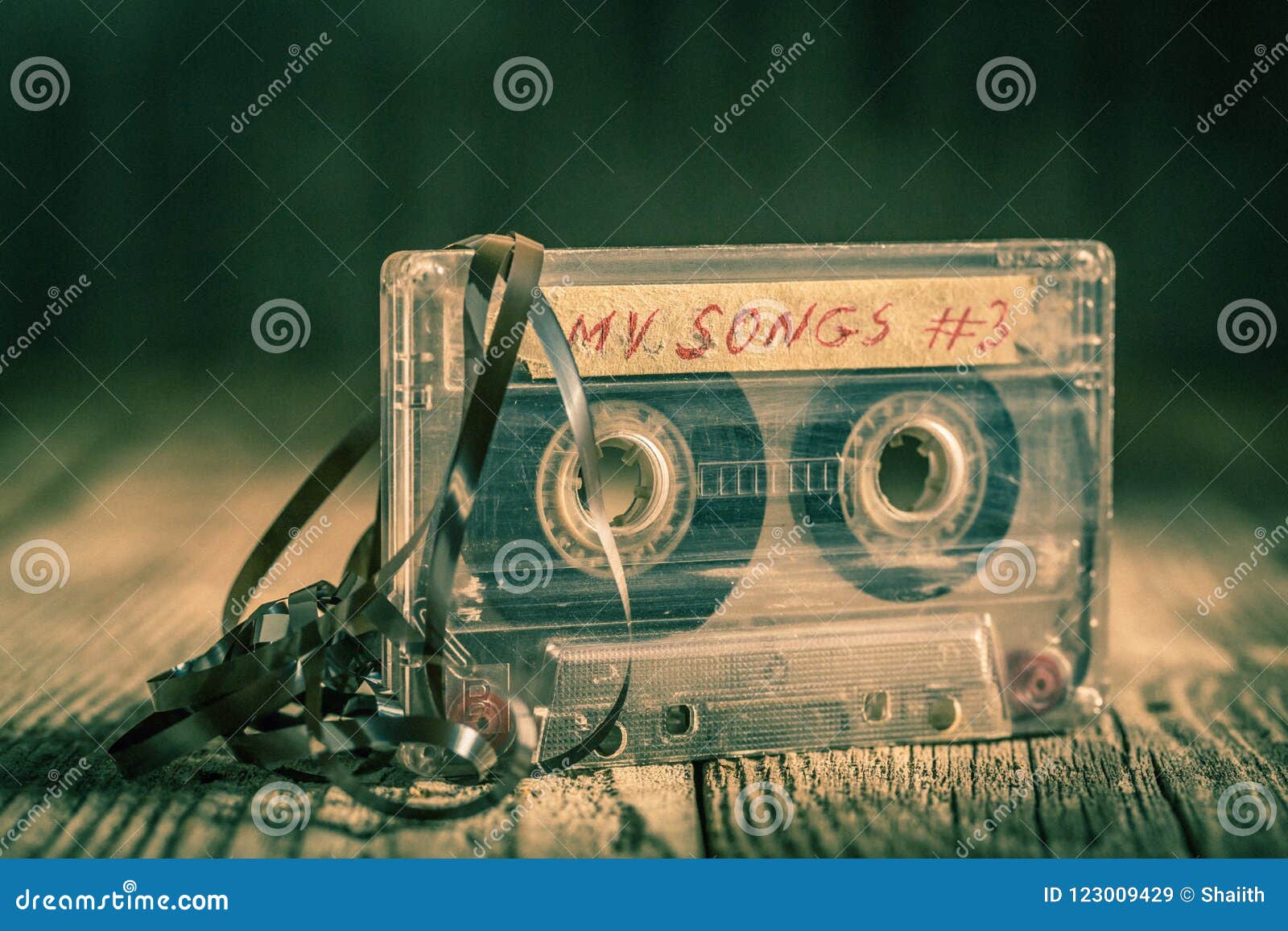 Alte Kassette Mit Einem Extrahierten Band Stockbild - Bild von ...