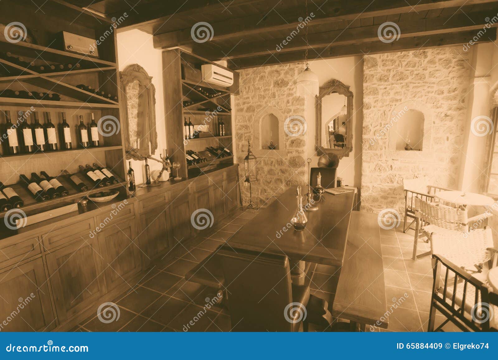 Alte Kneipe in Monemvasia stockbild. Bild von weinlese - 65884409