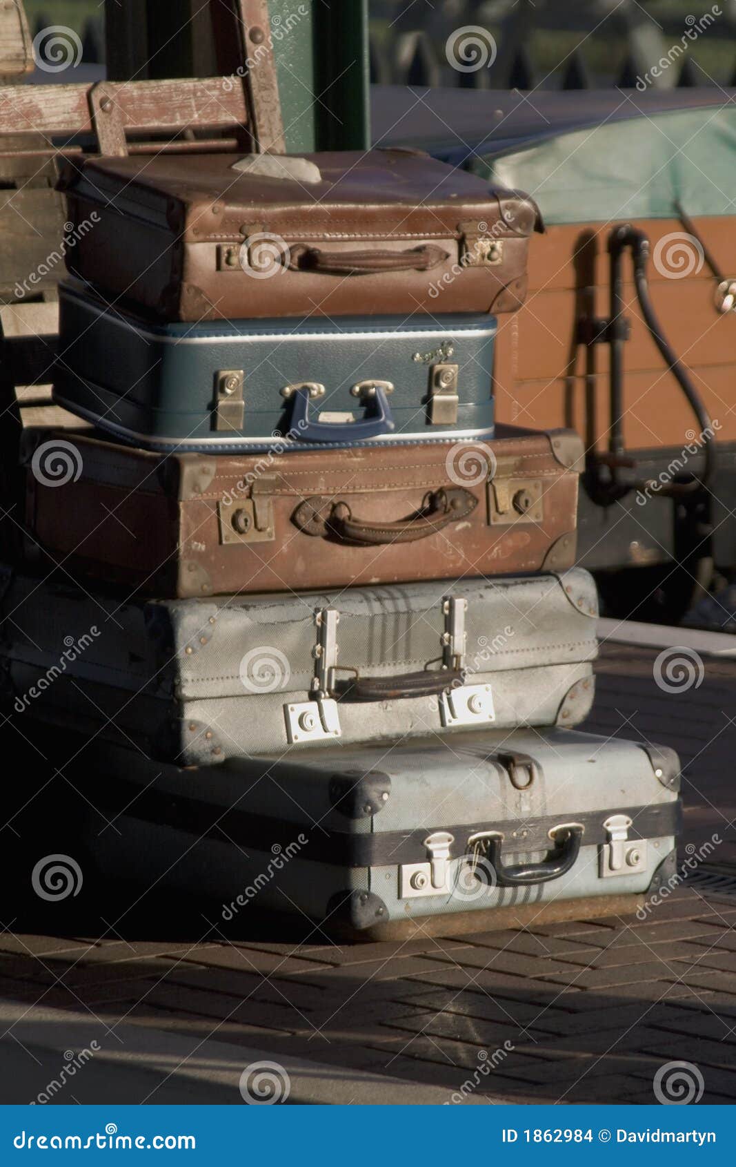 Alte Koffer stockfoto. Bild von laufkatze, gleis, reise - 1862984
