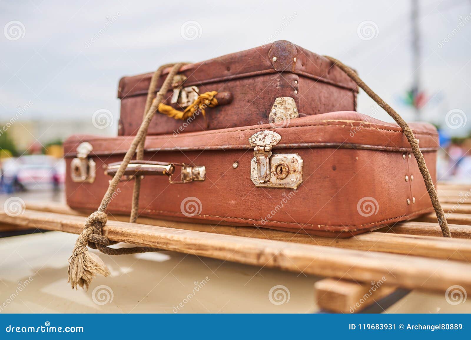 Alte Koffer Auf Dem Dach Des Autos Stockbild - Bild von gepackt, beutel ...