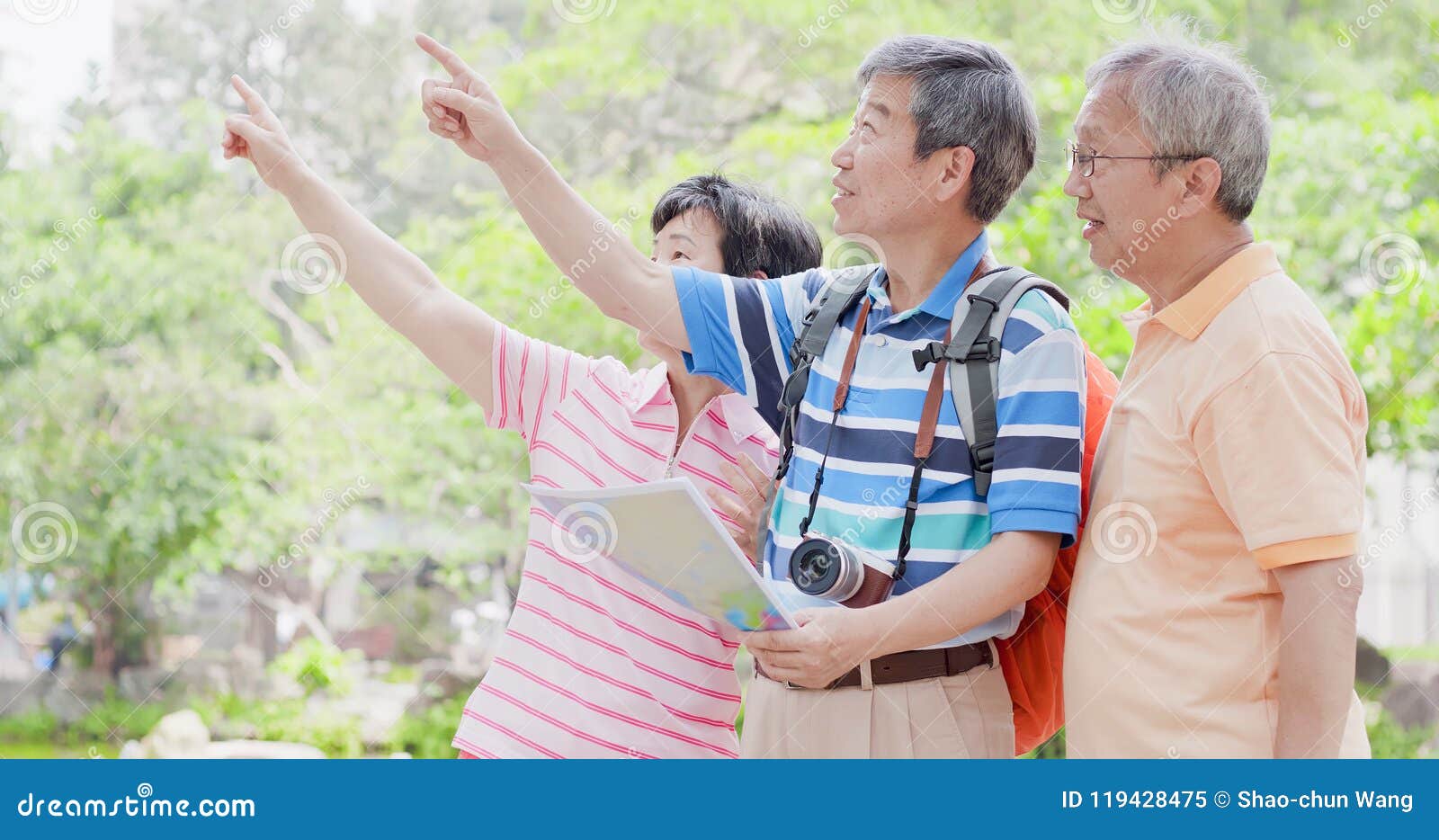 Alte Leute gehen Reise stockbild. Bild von kamera, asien - 119428475