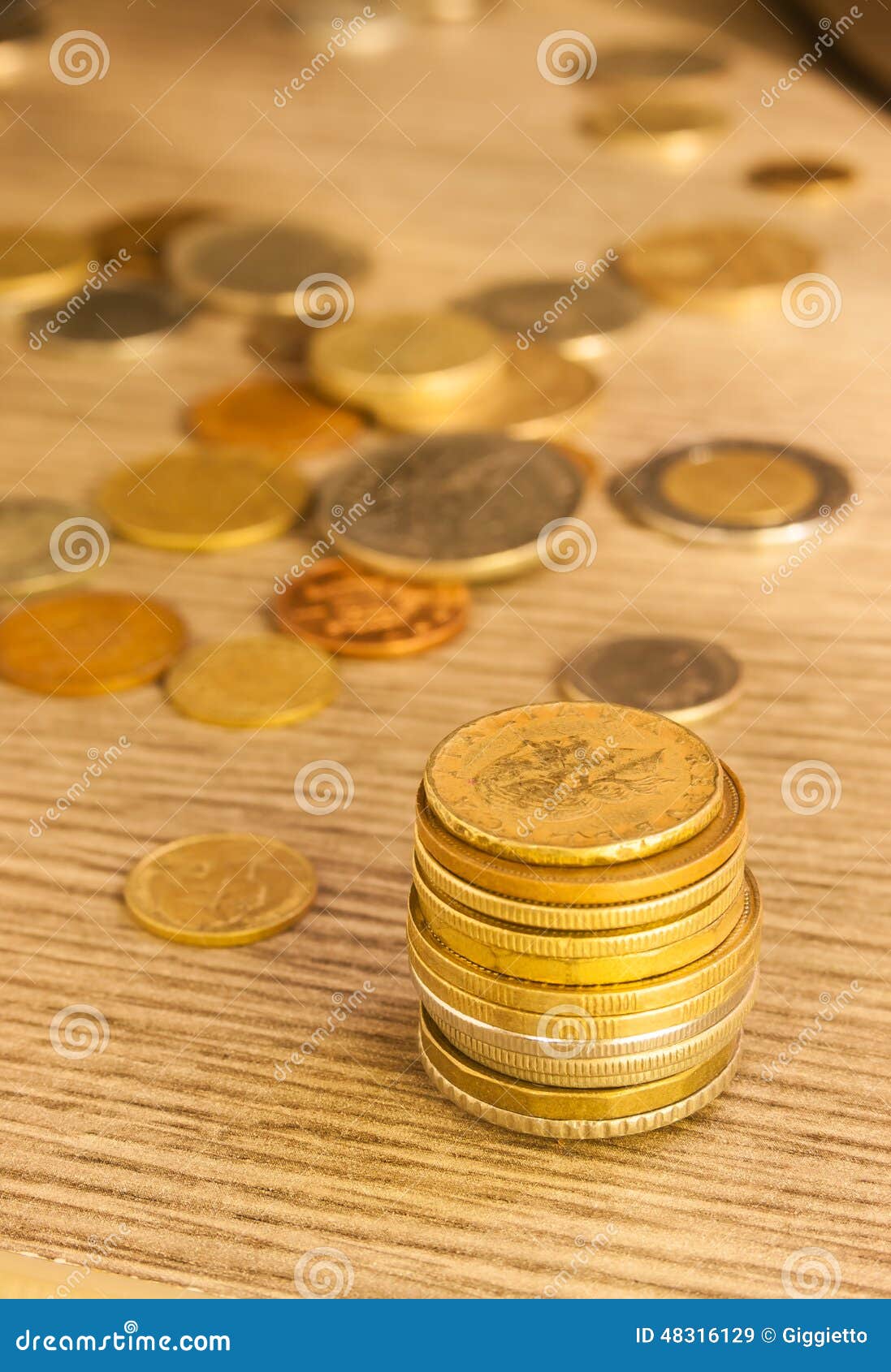 Alte Münzen gestapelt stockbild. Bild von verkäufe, cent - 48316129