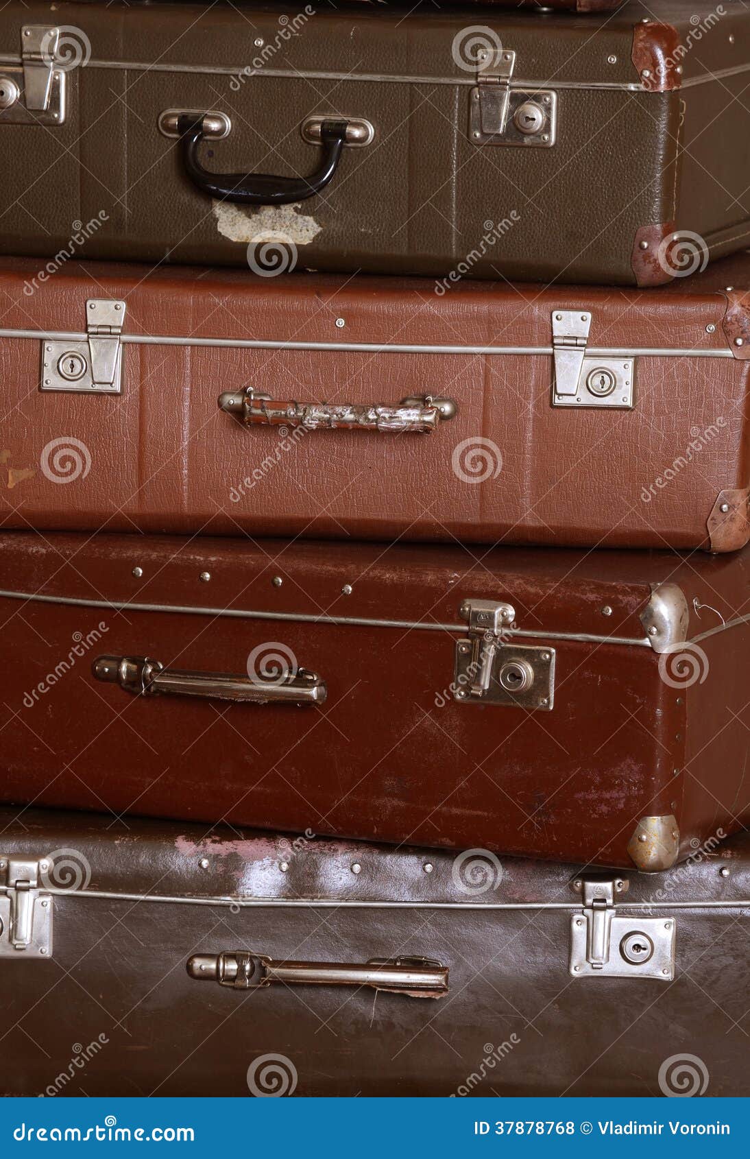 Alte Retro- Koffer an Einer Wand Stockfoto - Bild von klage ...