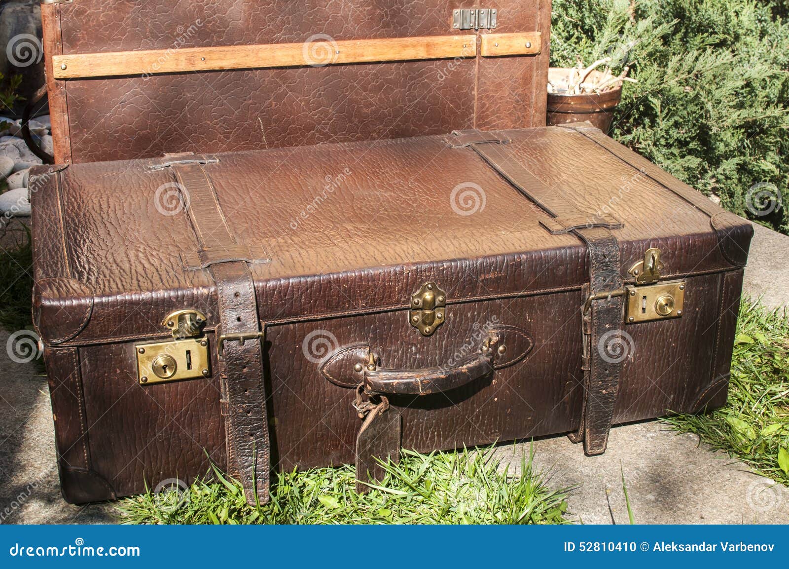 Alte Retro- lederne Koffer stockfoto. Bild von nostalgie - 52810410