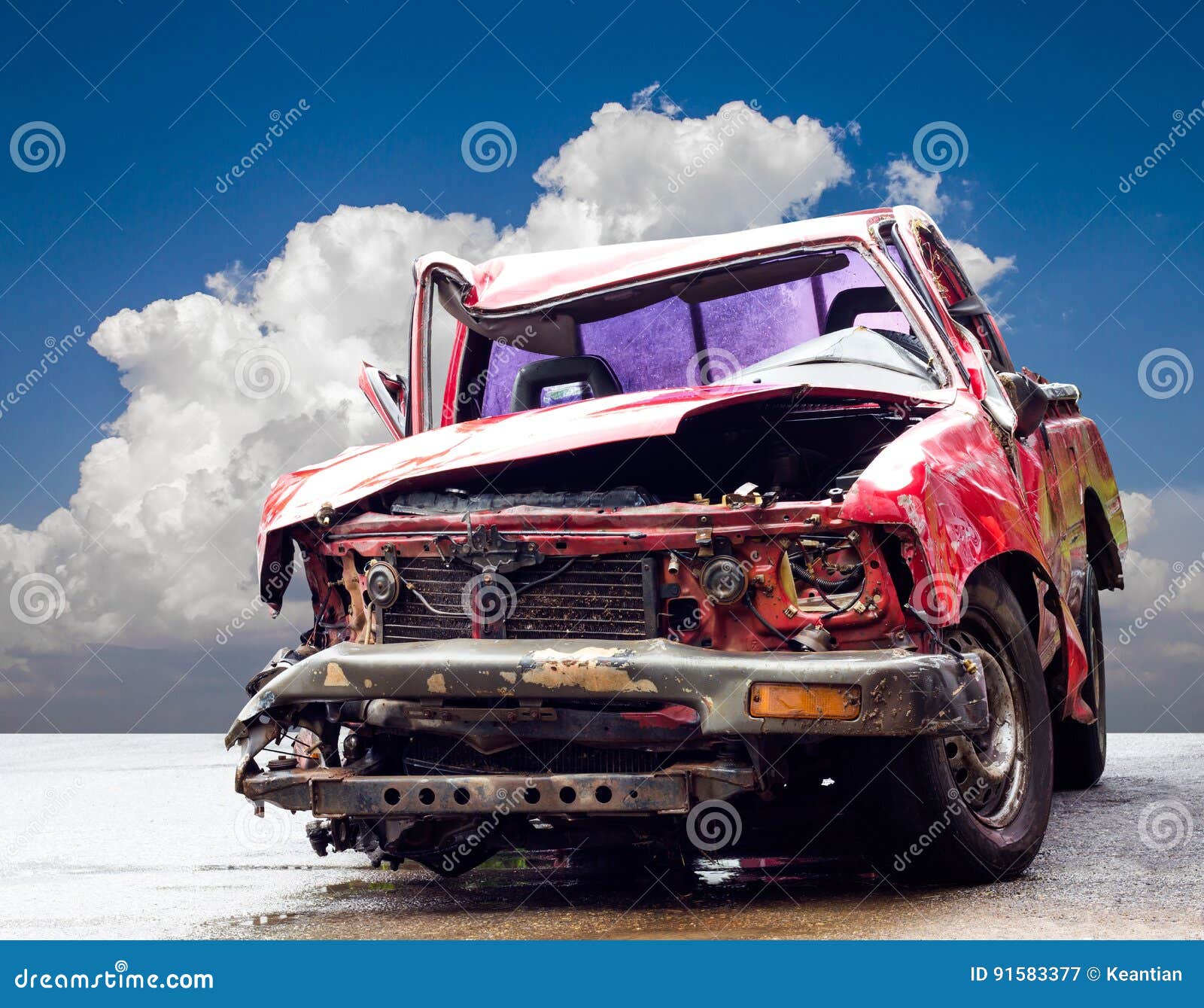 Alte rote Autos demoliert stockbild. Bild von unfall - 91583377