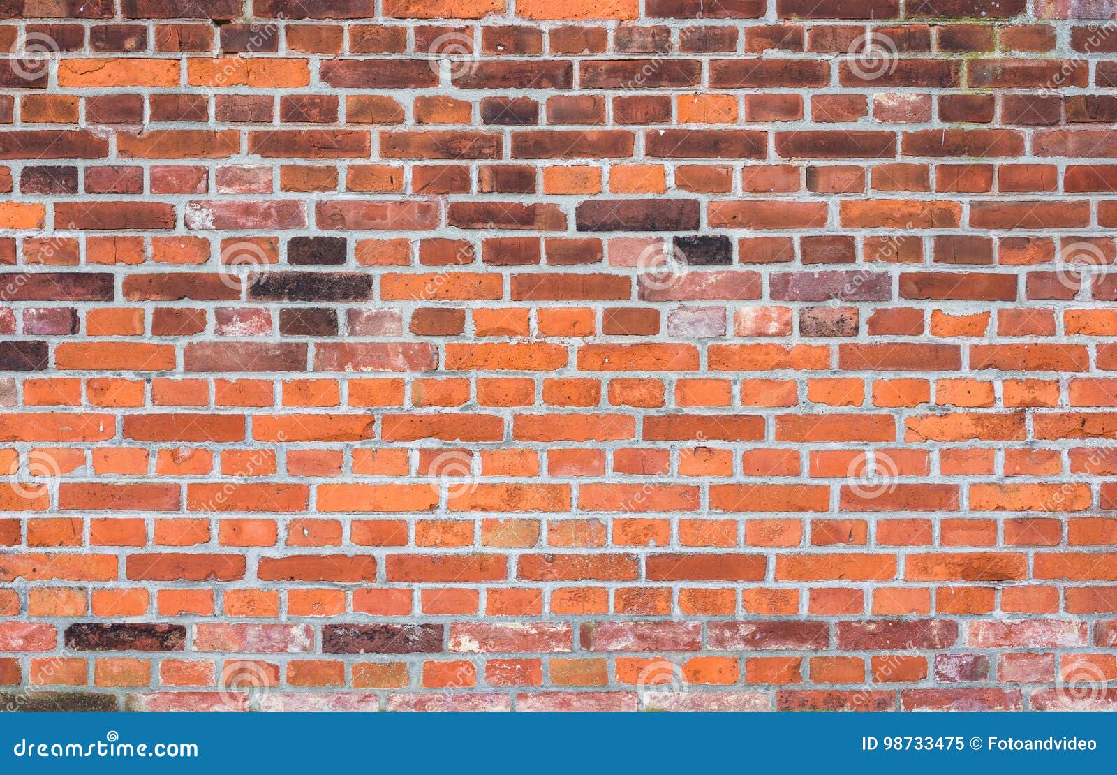 Alte rote Backsteinmauer stockbild. Bild von material - 98733475