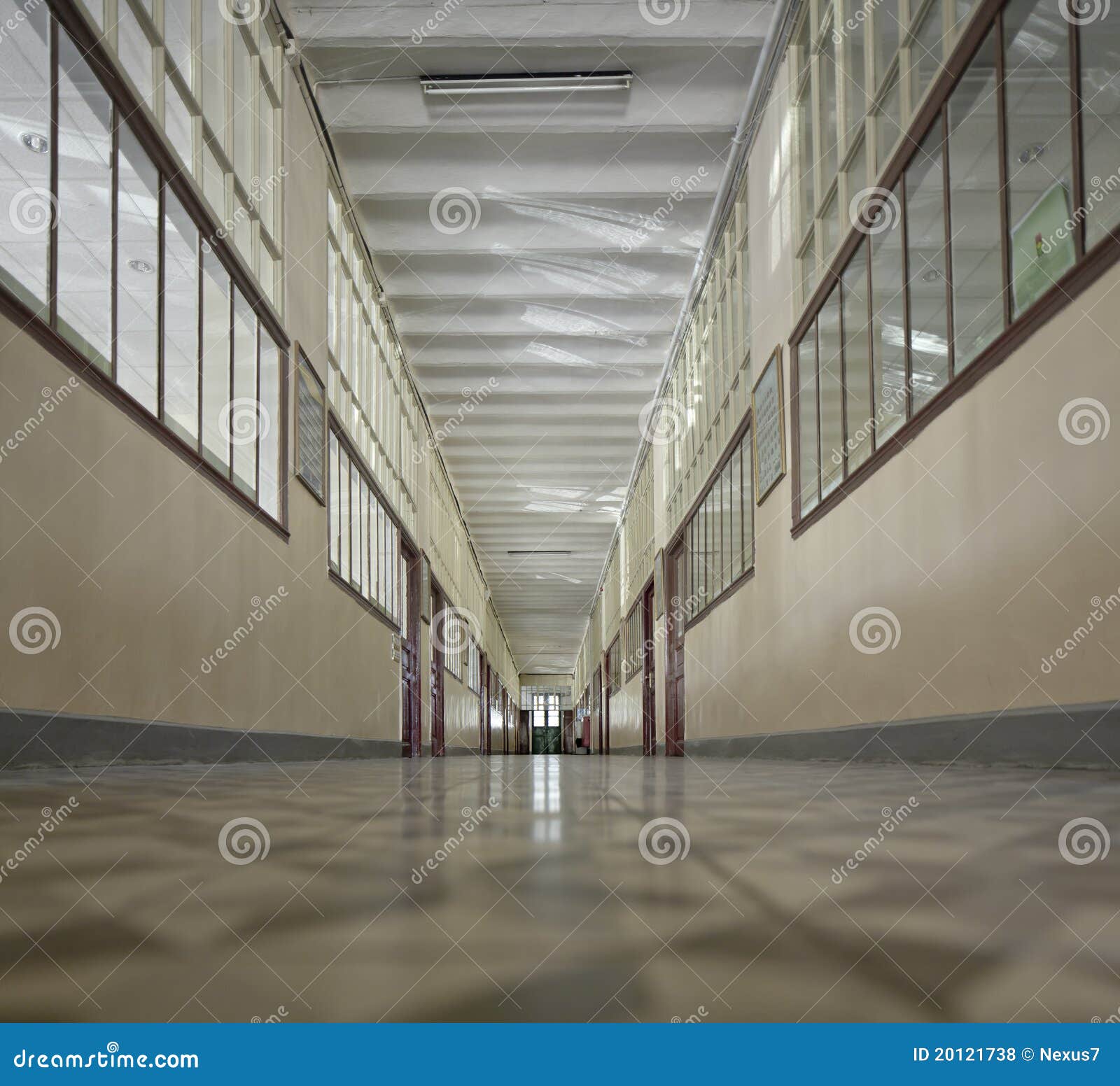 Alte Schule-Flur stockfoto. Bild von perspektive, weit - 20121738