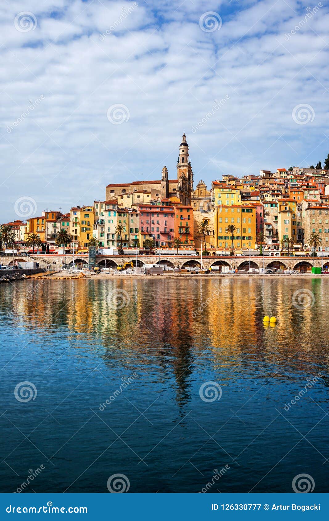 Alte Stadt Menton vom Meer stockbild. Bild von platz - 126330777