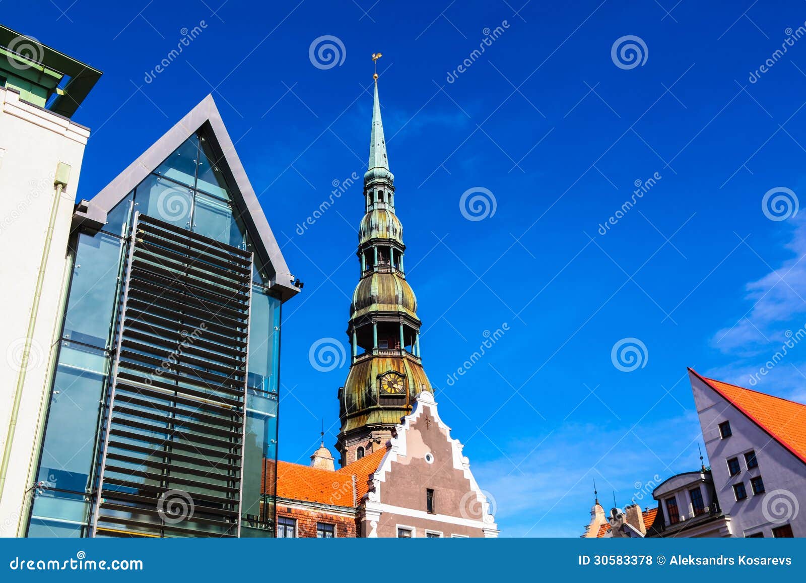 Alte Stadt in Riga Mit St Peter Kirche Stockfoto - Bild von kapelle ...