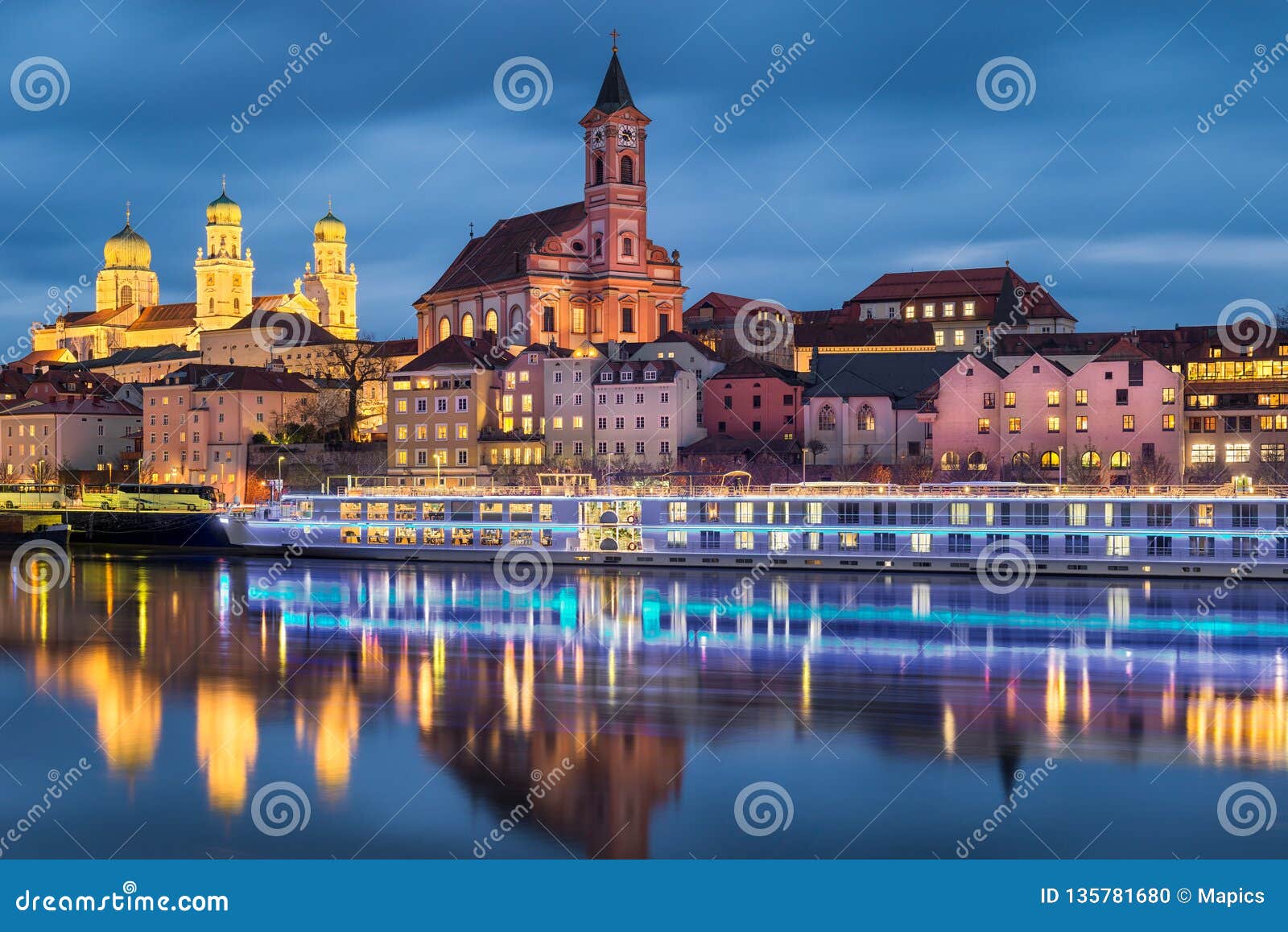 Alte Stadt Von Passau, Deutschland Stockfoto - Bild von grenzstein ...