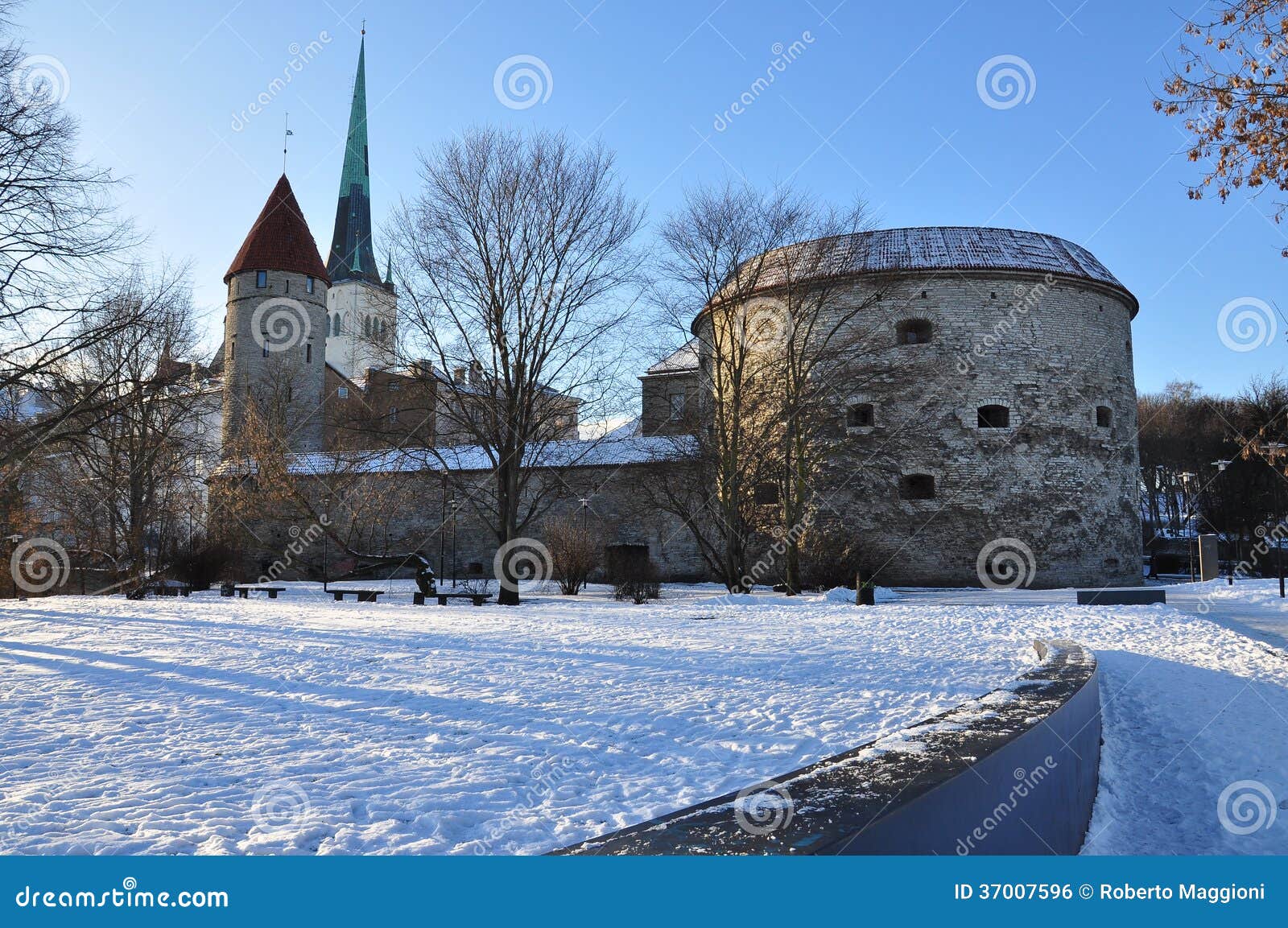 Alte Stadtmauer Tallinns Im Winter, Estland Stockfoto - Bild von ...