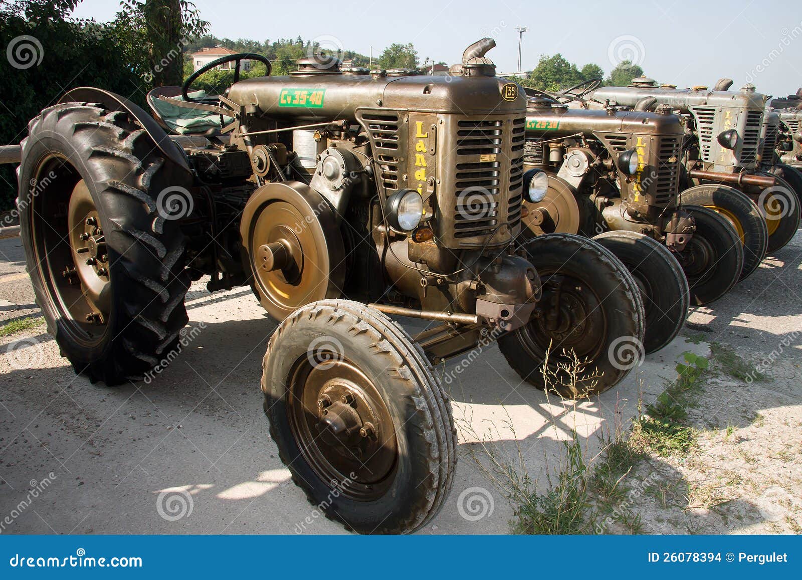 Alte Traktoren redaktionelles stockbild. Bild von räder - 26078394