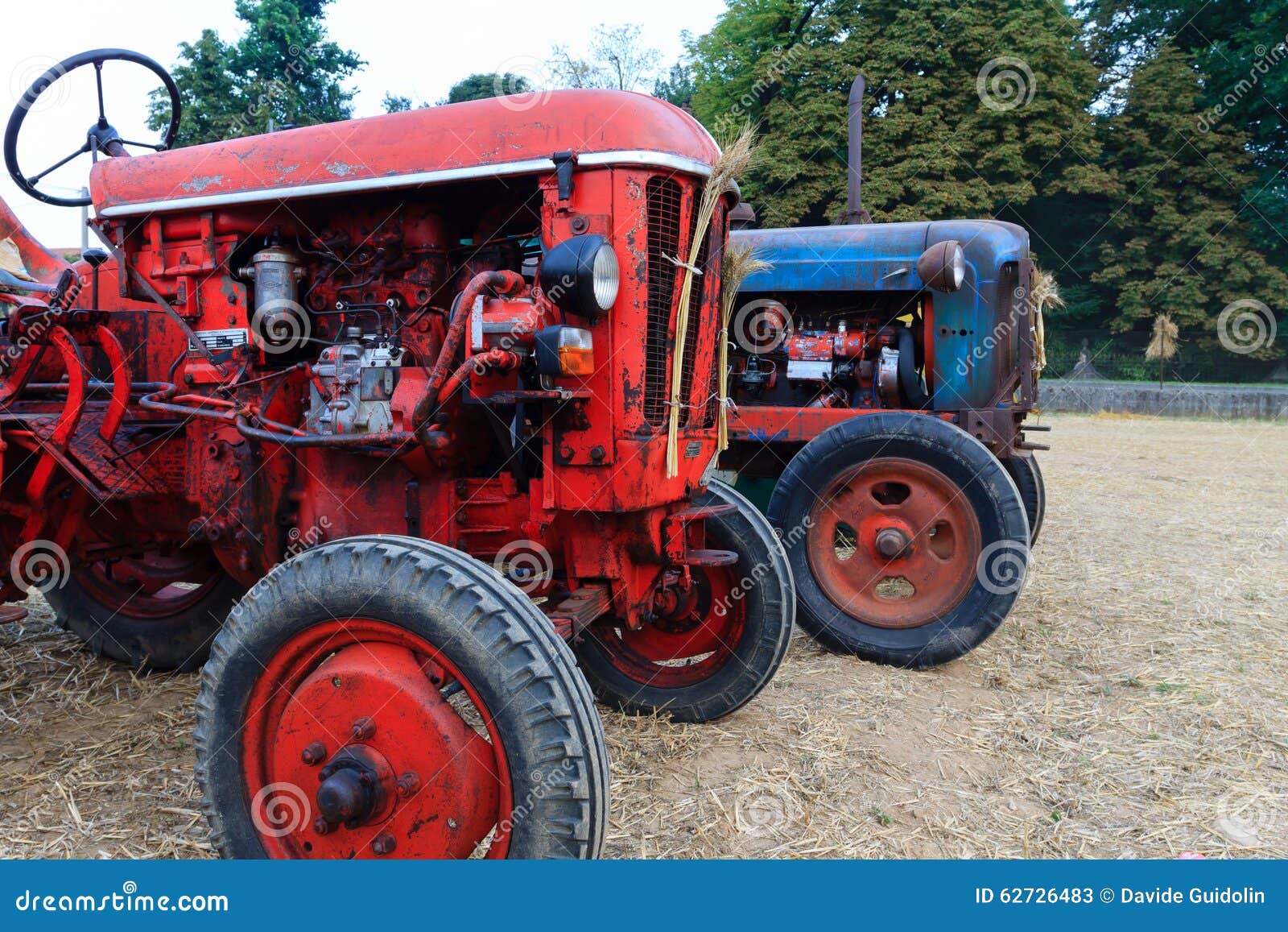 Alte Traktoren stockbild. Bild von futter, land, leben - 62726483