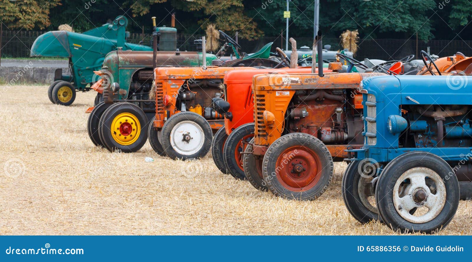 Alte Traktoren stockfoto. Bild von landwirtschaft, traktor - 65886356