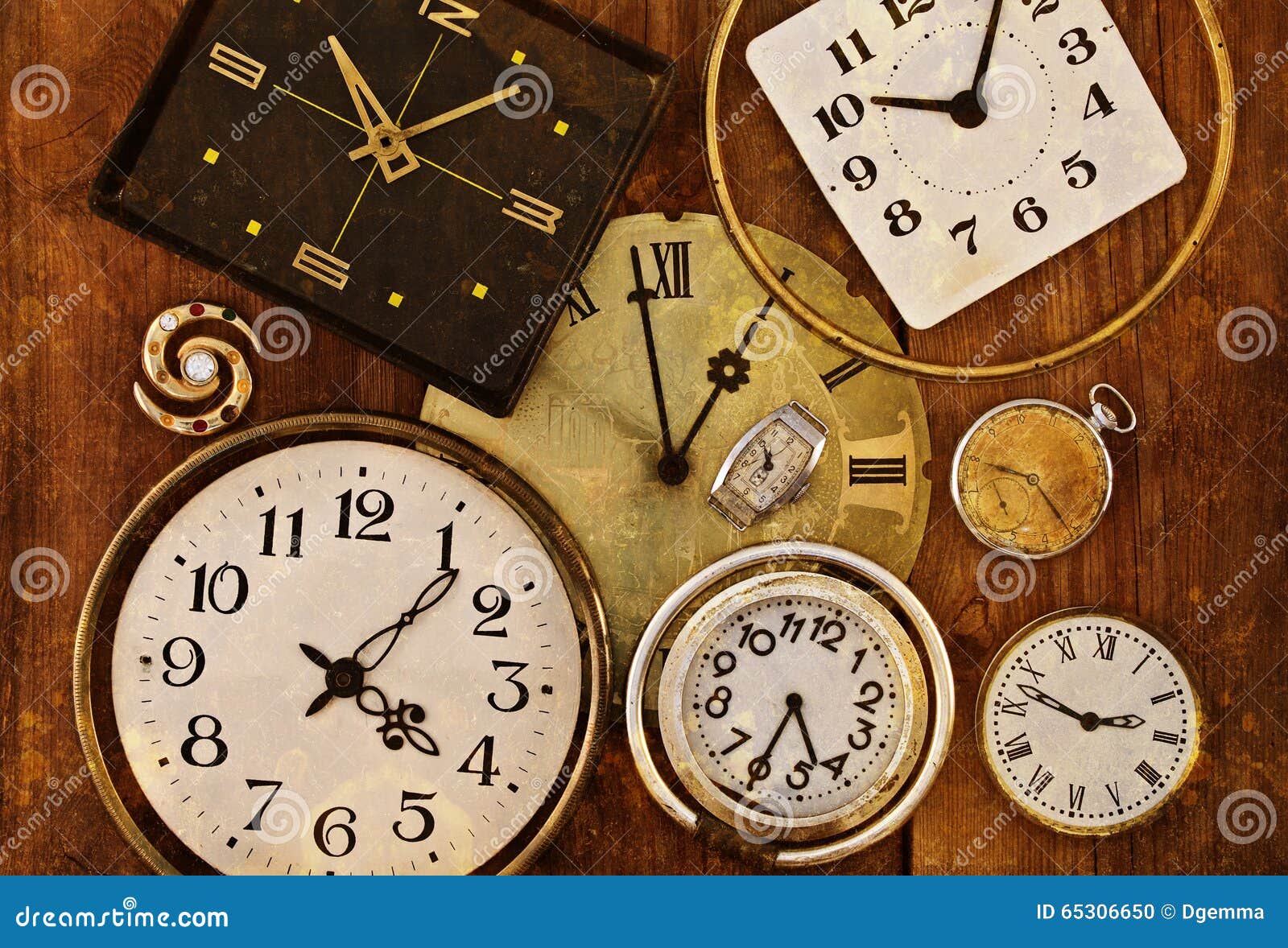 Alte Uhr Auf Einem Grungy Hintergrund Stockfoto - Bild von mechanisch ...