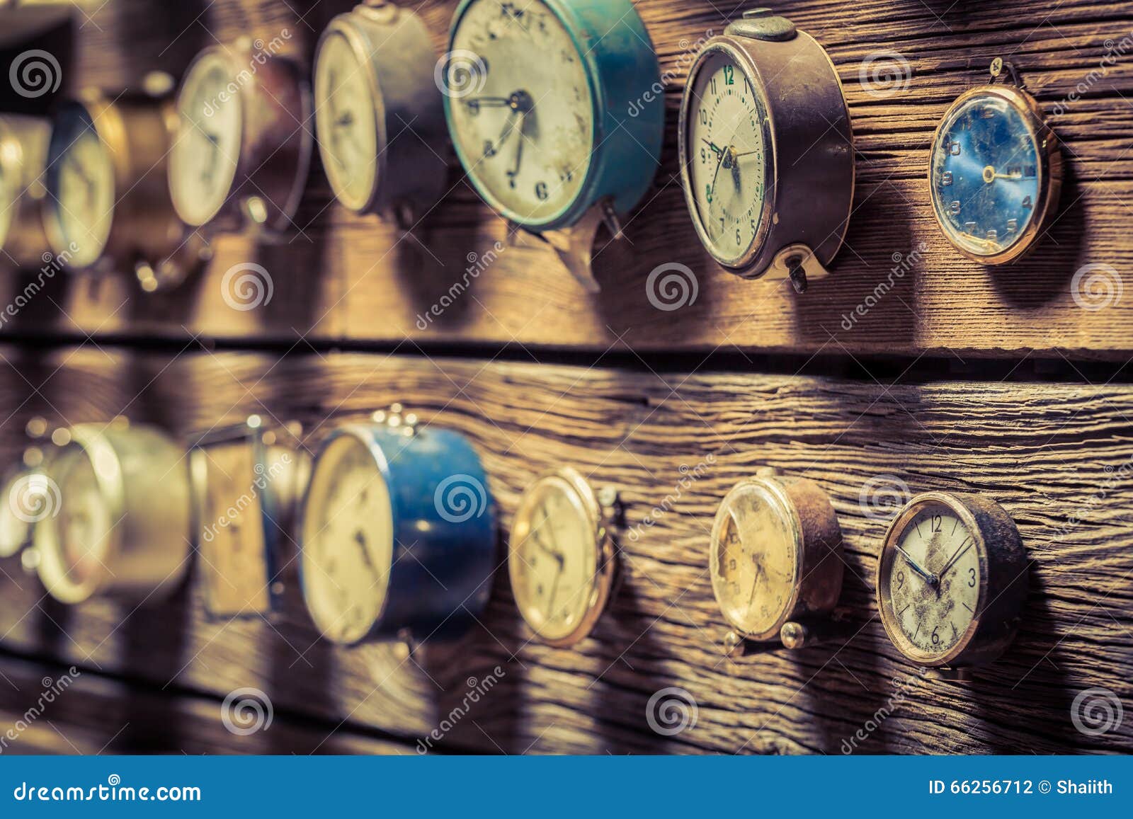 Alte Uhren auf der Wand stockfoto. Bild von präzision - 66256712