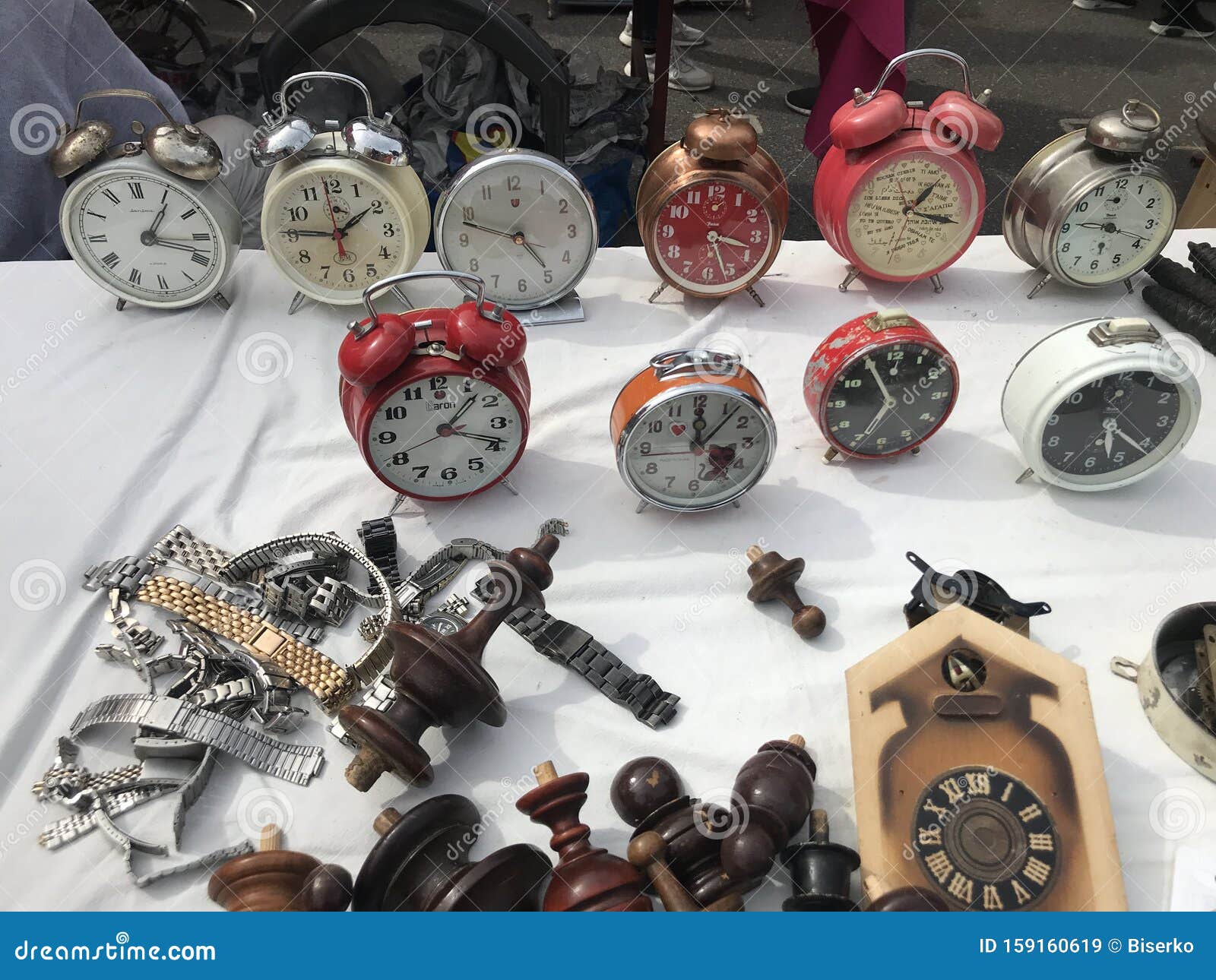 Alte Uhren redaktionelles stockbild. Bild von markt - 159160619