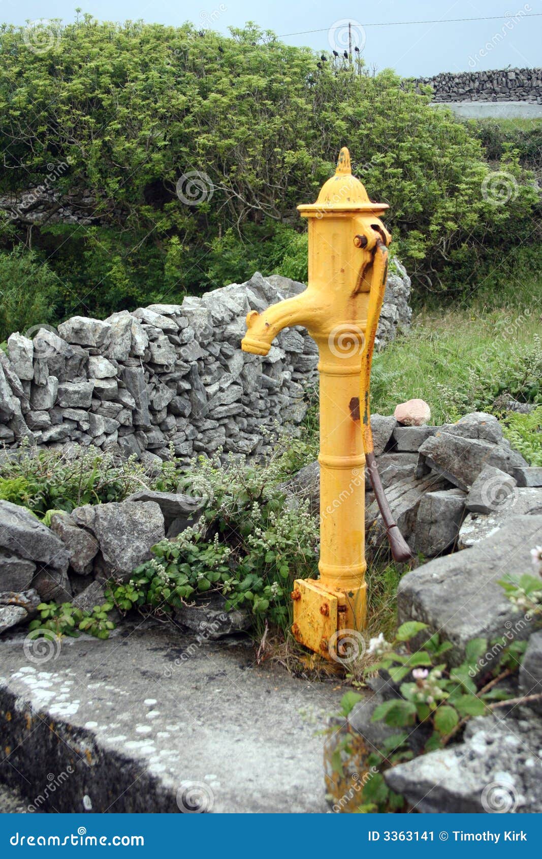 Alte Wasser-Pumpe stockbild. Bild von pumpe, insel, tülle - 3363141