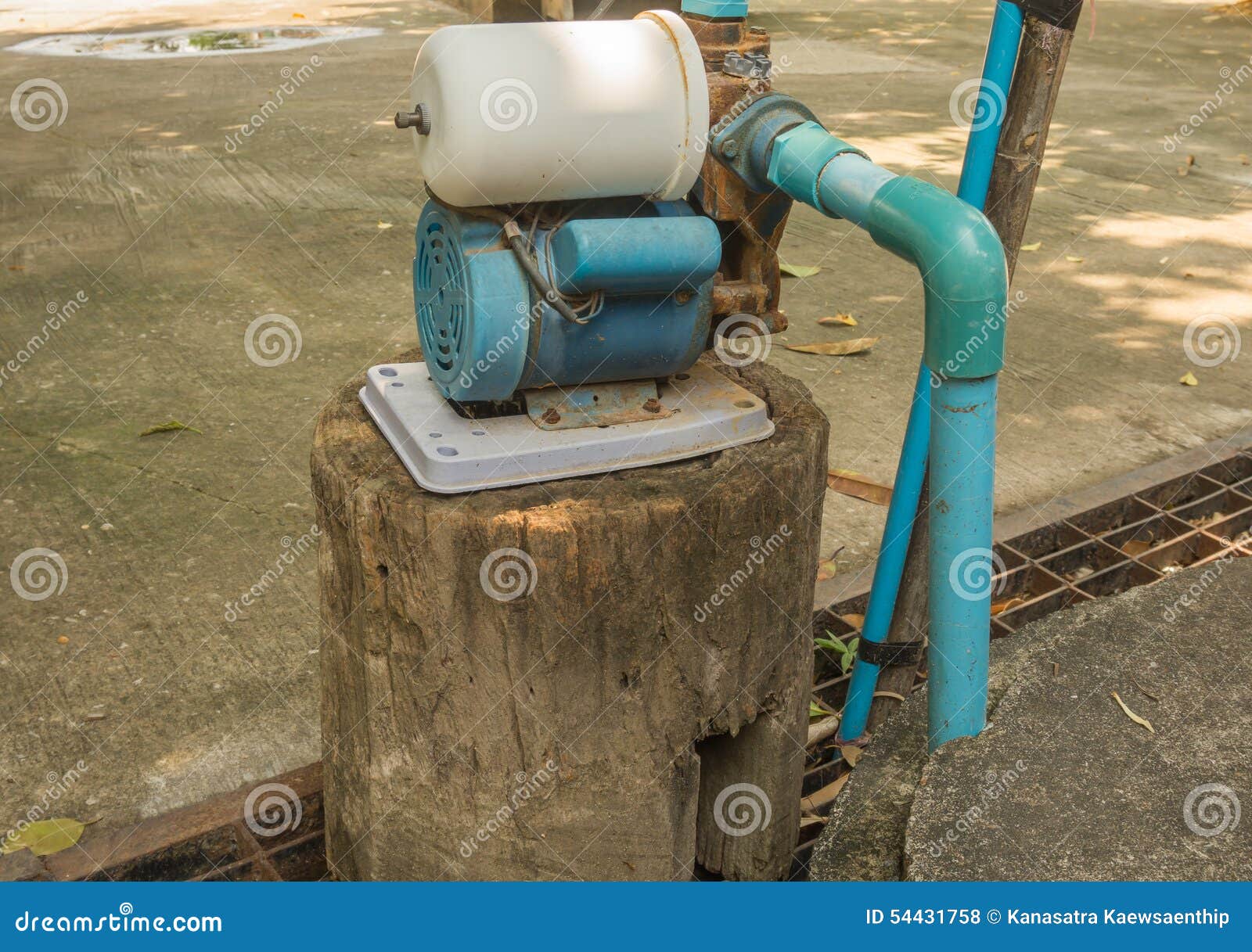 Alte Wasser-Pumpe stockfoto. Bild von leistung, gebäude - 54431758