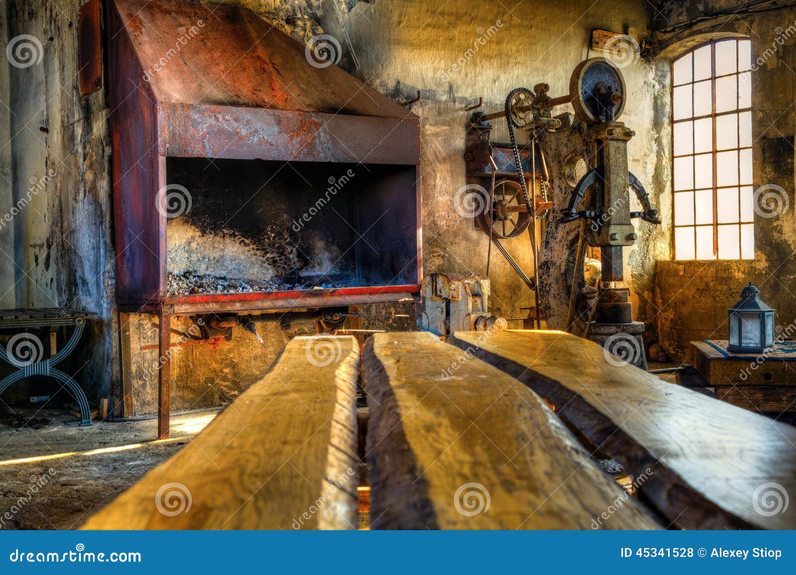 Alte Werkstatt stockfoto. Bild von industriell, leuchte - 45341528