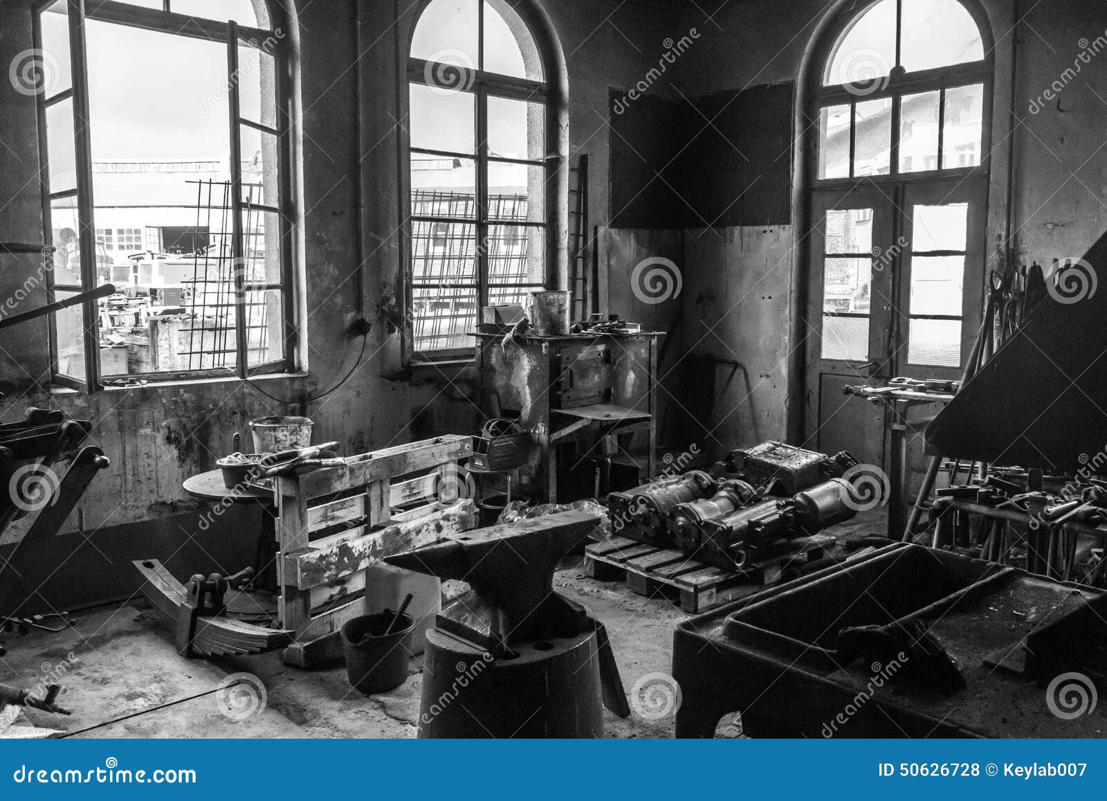 Alte Werkstatt, Werkstatt Bw Stockfoto - Bild von überholt, stahl: 50626728