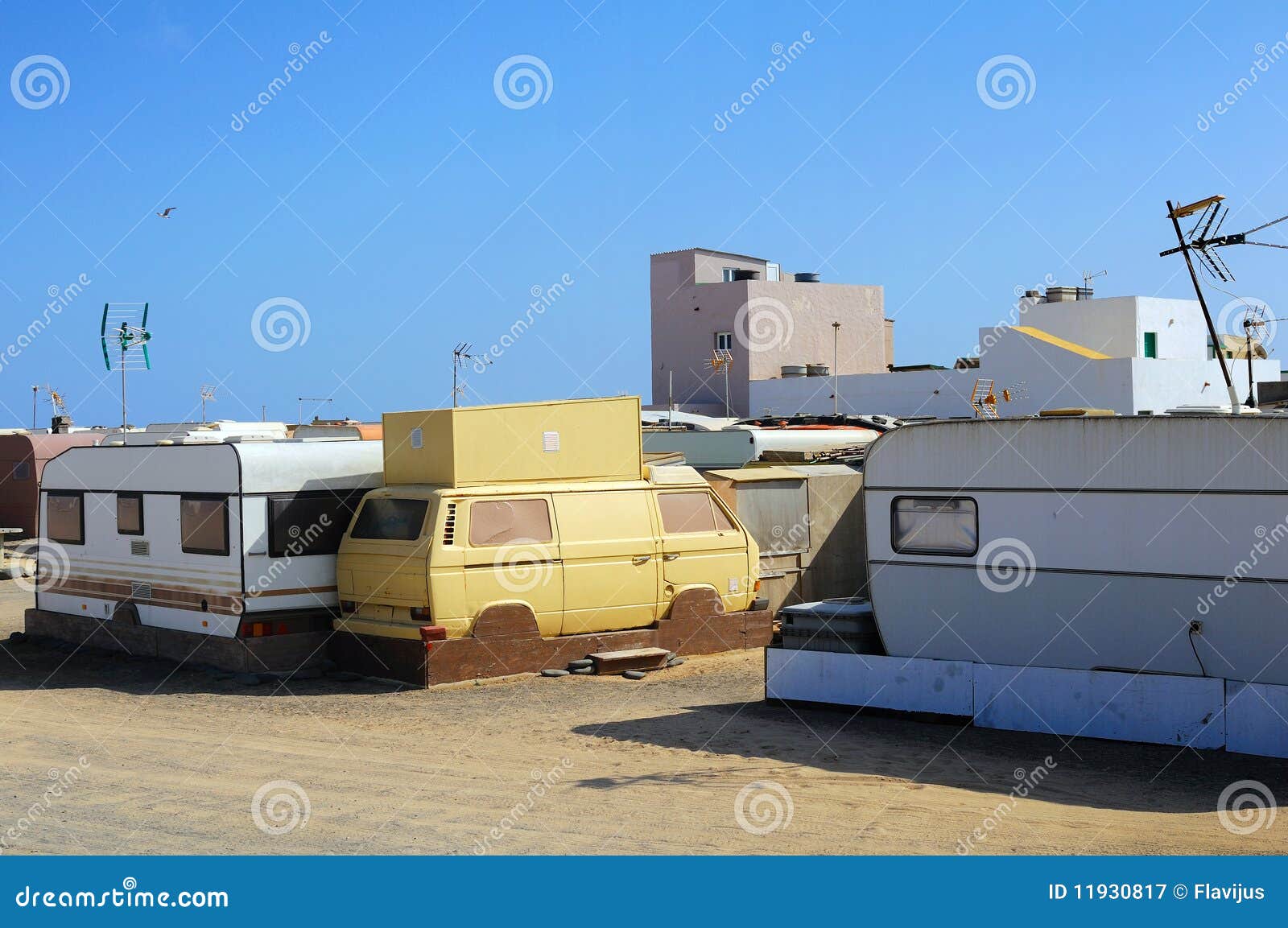 Alte Wohnwagen stockbild. Bild von himmel, bewegung, wolke - 11930817