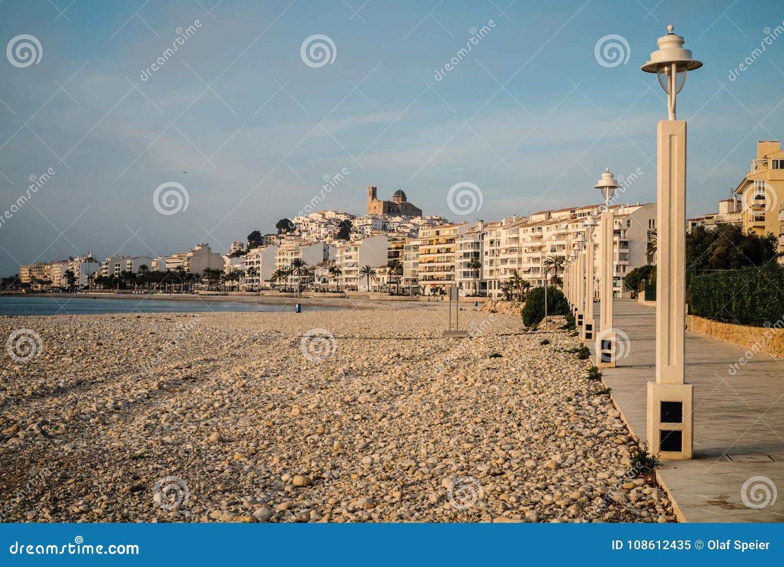 Altea strand en stad stock afbeelding. Image of gepeld - 108612435