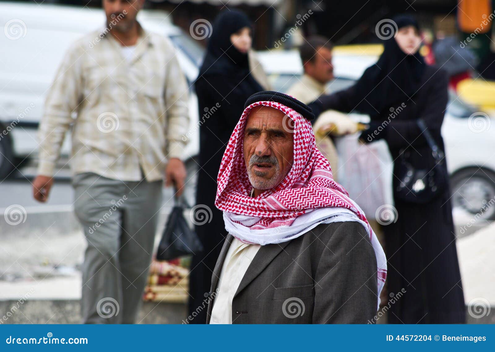 Alter Arabischer Mann Mit Traditionellem Keffieh Redaktionelles ...