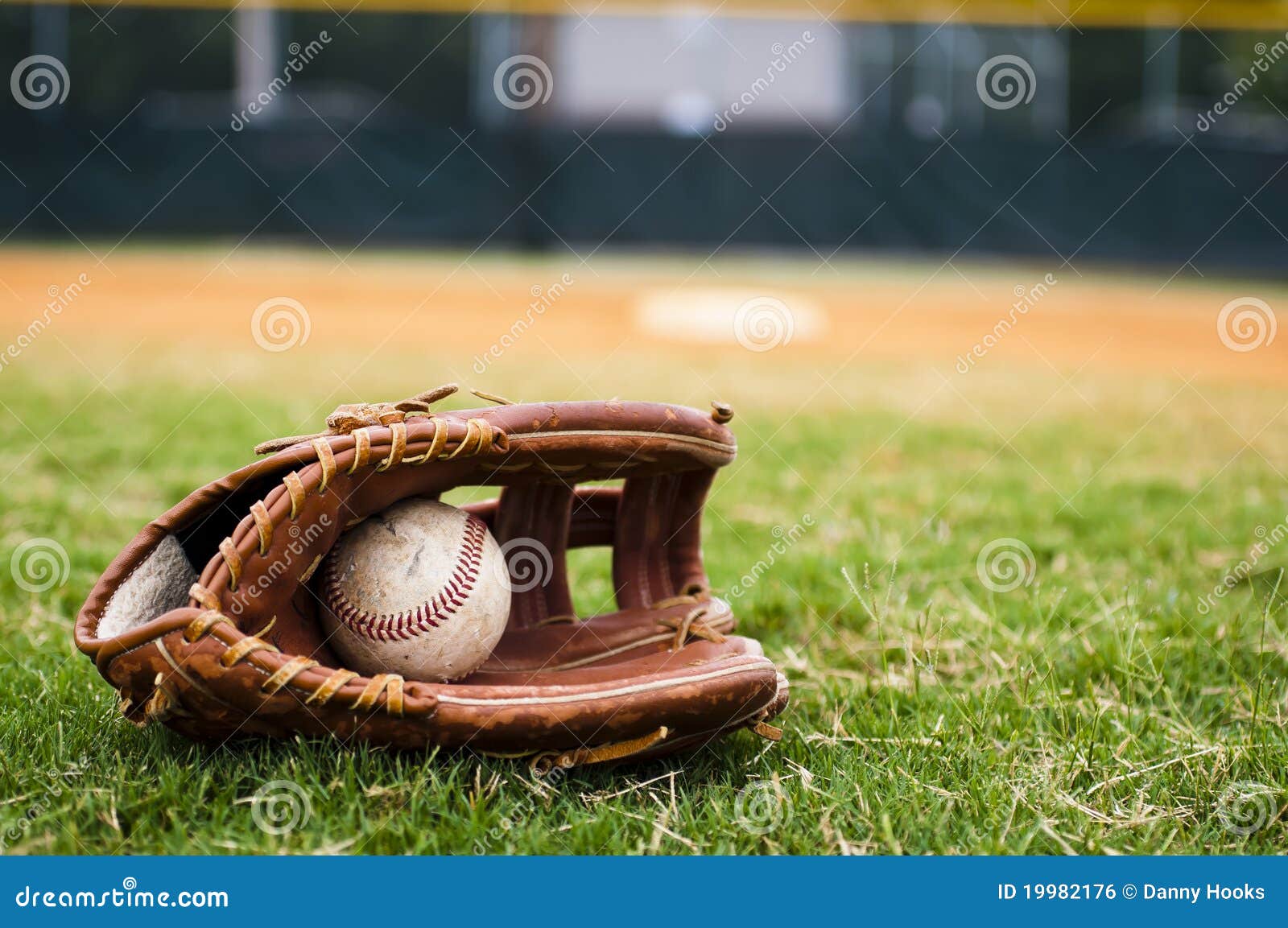 Alter Baseball Und Handschuh Auf Feld Stockfoto - Bild von unterseite ...