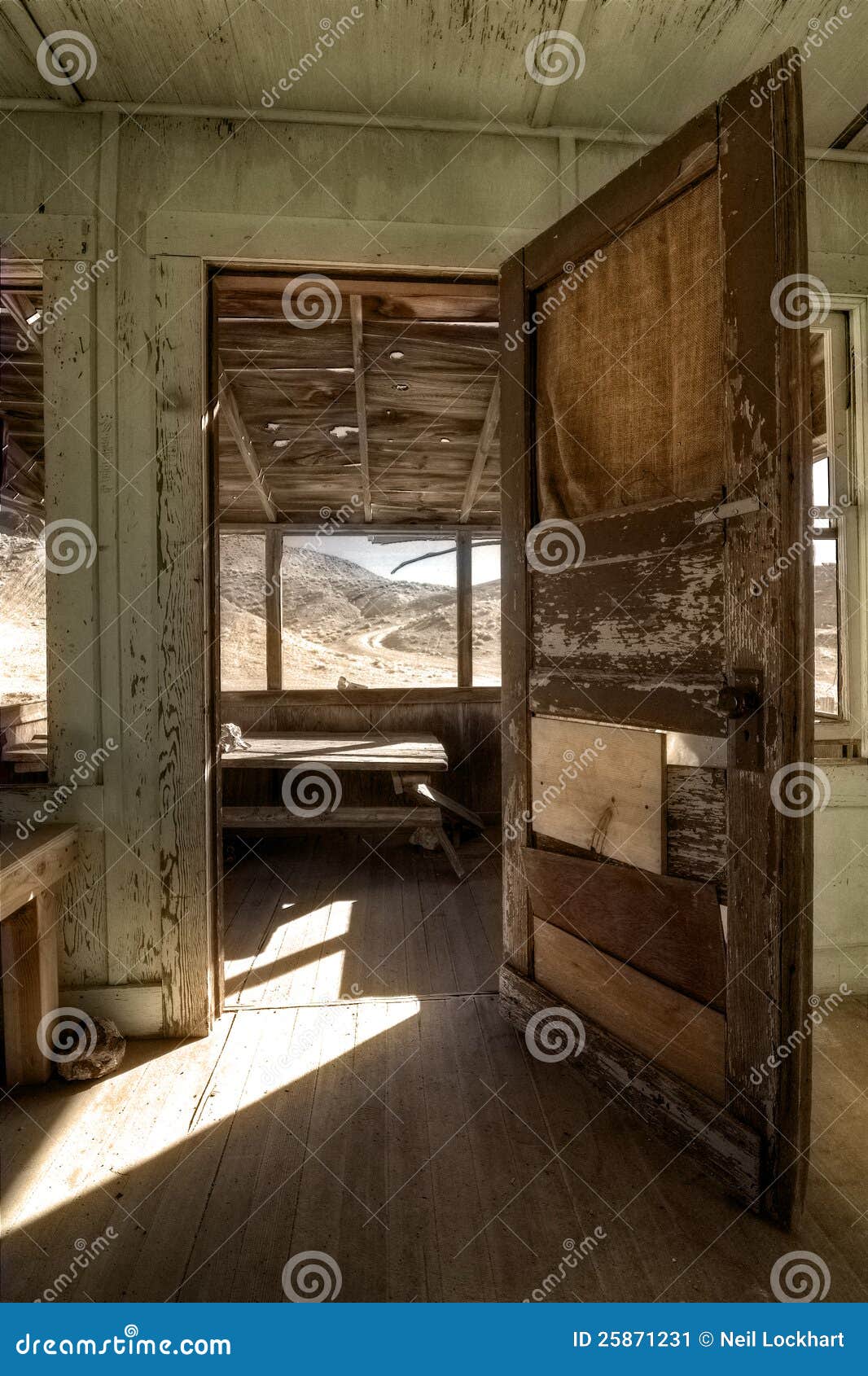 Alter Bergmann-Bretterbude-Innenraum Stockbild - Bild von haus, wüste ...