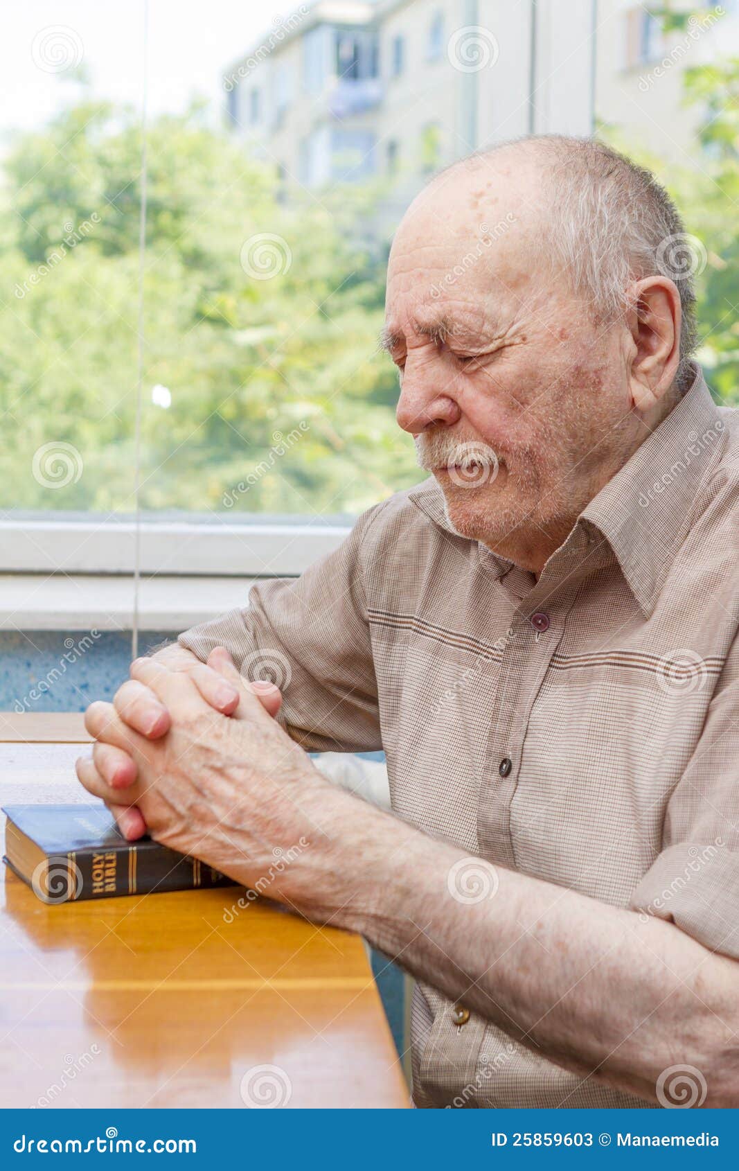 Alter betender Mann stockbild. Bild von älter, religion - 25859603 Alter betender Mann stockbild. Bild von älter, religion - 25859603