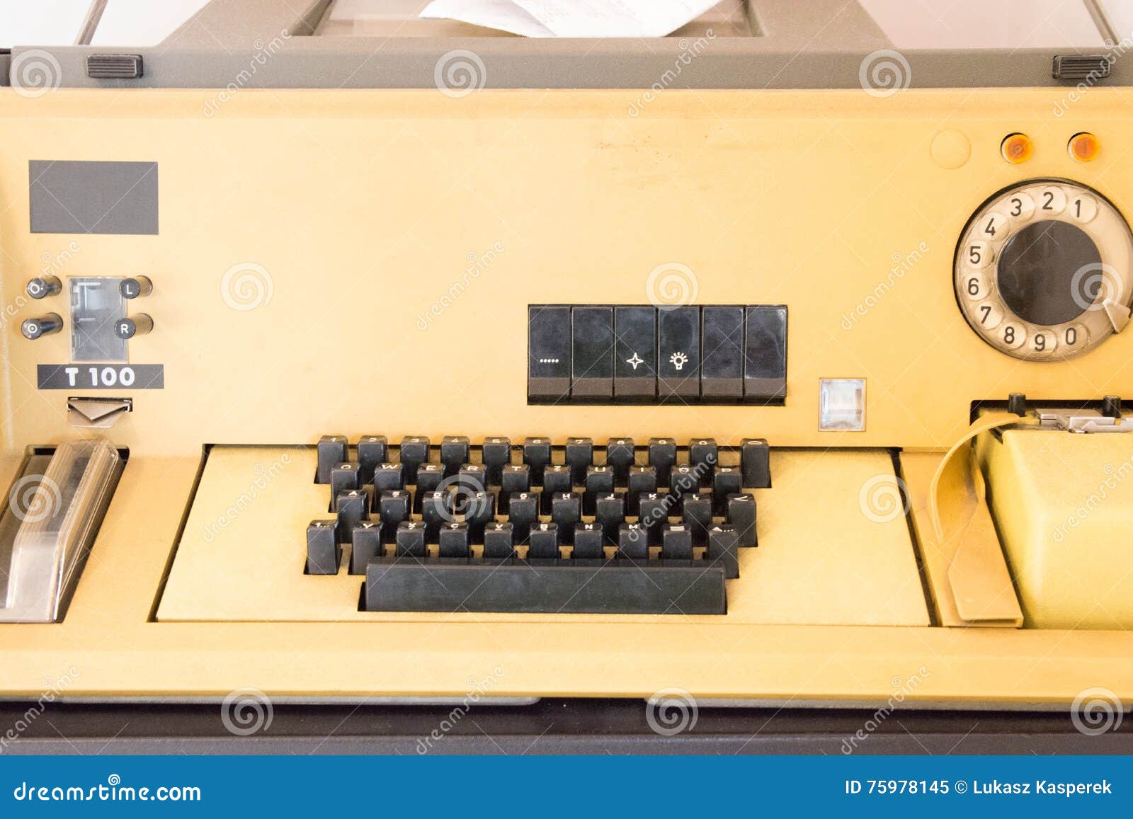 Alter Computer stockbild. Bild von tasten, betrieb, funktion - 75978145