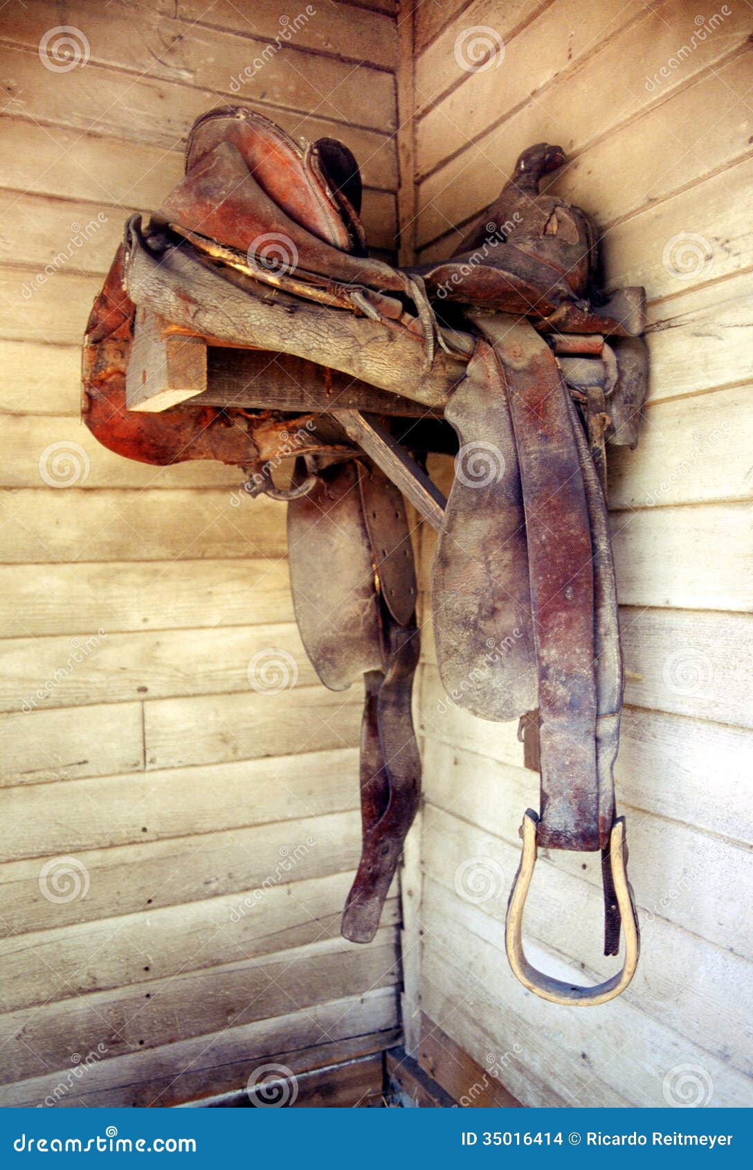 Alter Cowtown-Leder-Pferdesattel Stockfoto - Bild von stall, getragen ...