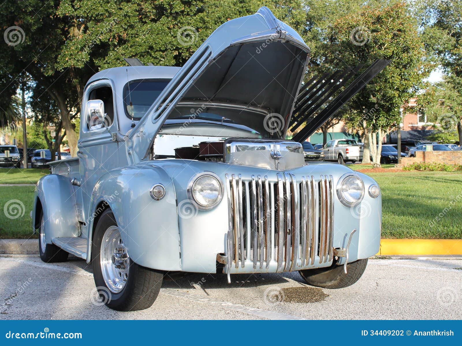 Alter Ford Truck F100 stockfoto. Bild von geschäft, befahrbar - 34409202