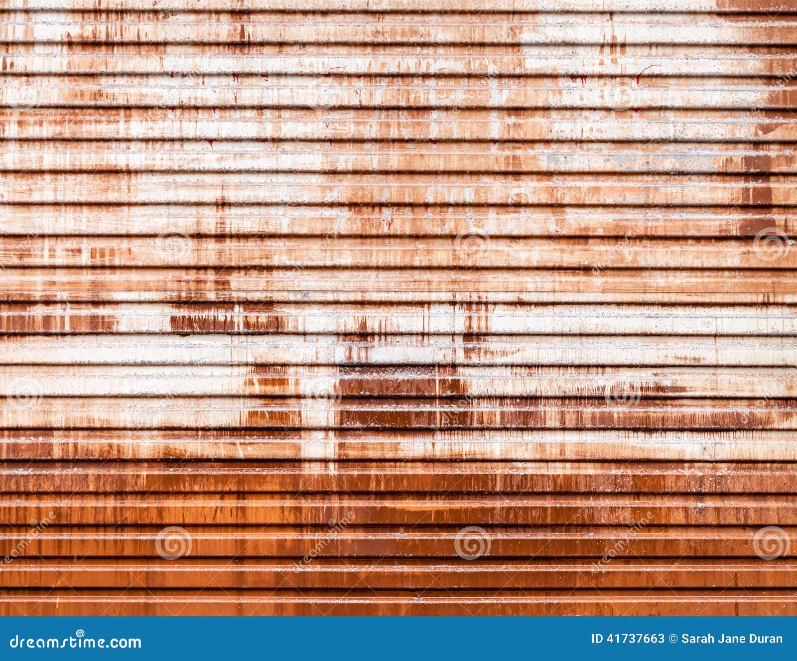 Alter Garagen-Rolltor Gestreift Mit Rost Und Farbe Stockbild - Bild von ...