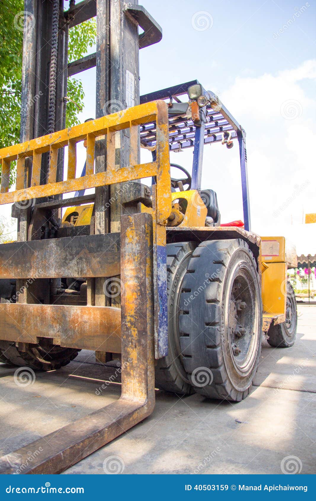 Alter gelber Gabelstapler stockbild. Bild von funktion - 40503159