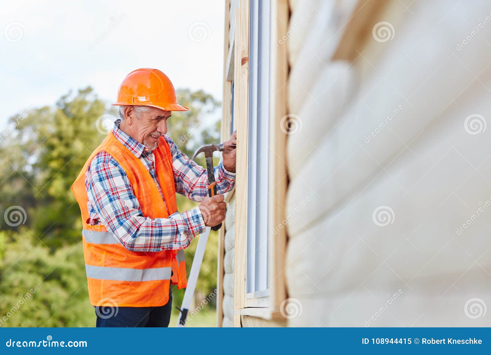 Alter Handwerker, Der an Holz Arbeitet Stockbild - Bild von leute ...
