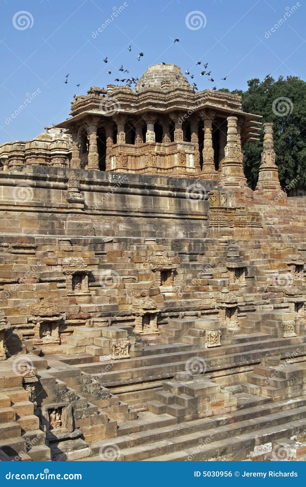 Alter Hinduistischer Tempel Bei Modhera, Indien Stockfoto - Bild von ...