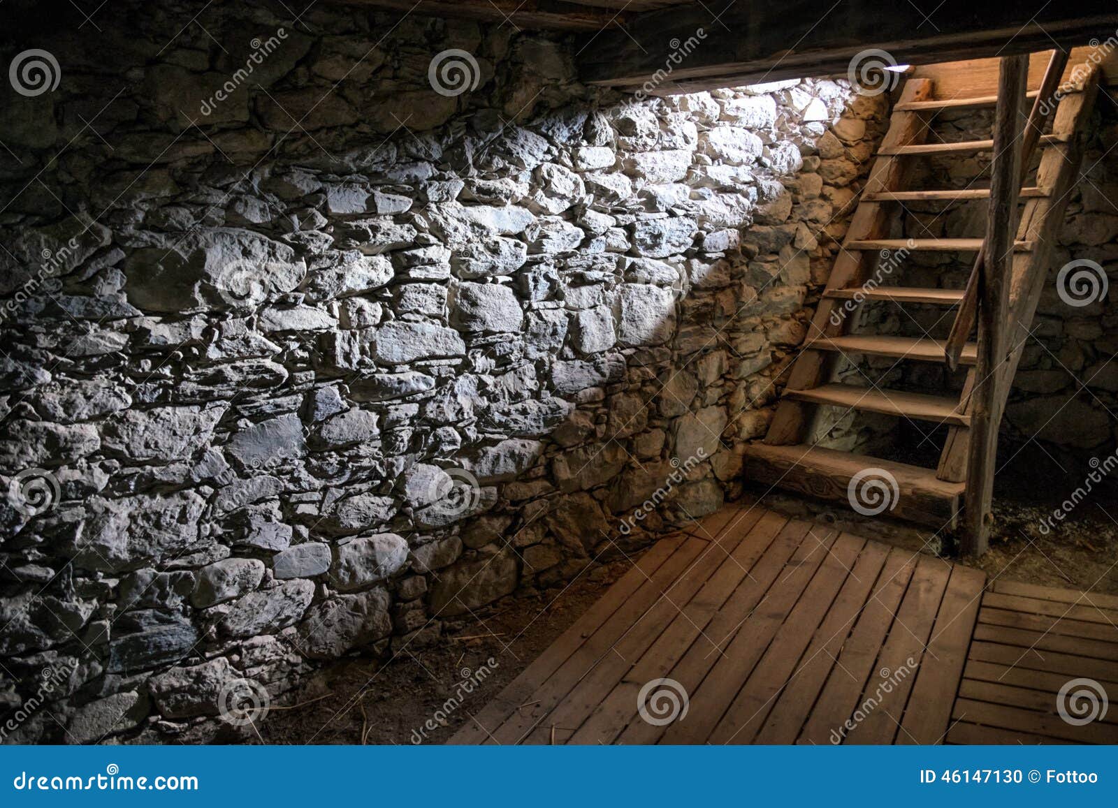 Alter Keller stockfoto. Bild von leuchte, treppenhaus - 46147130