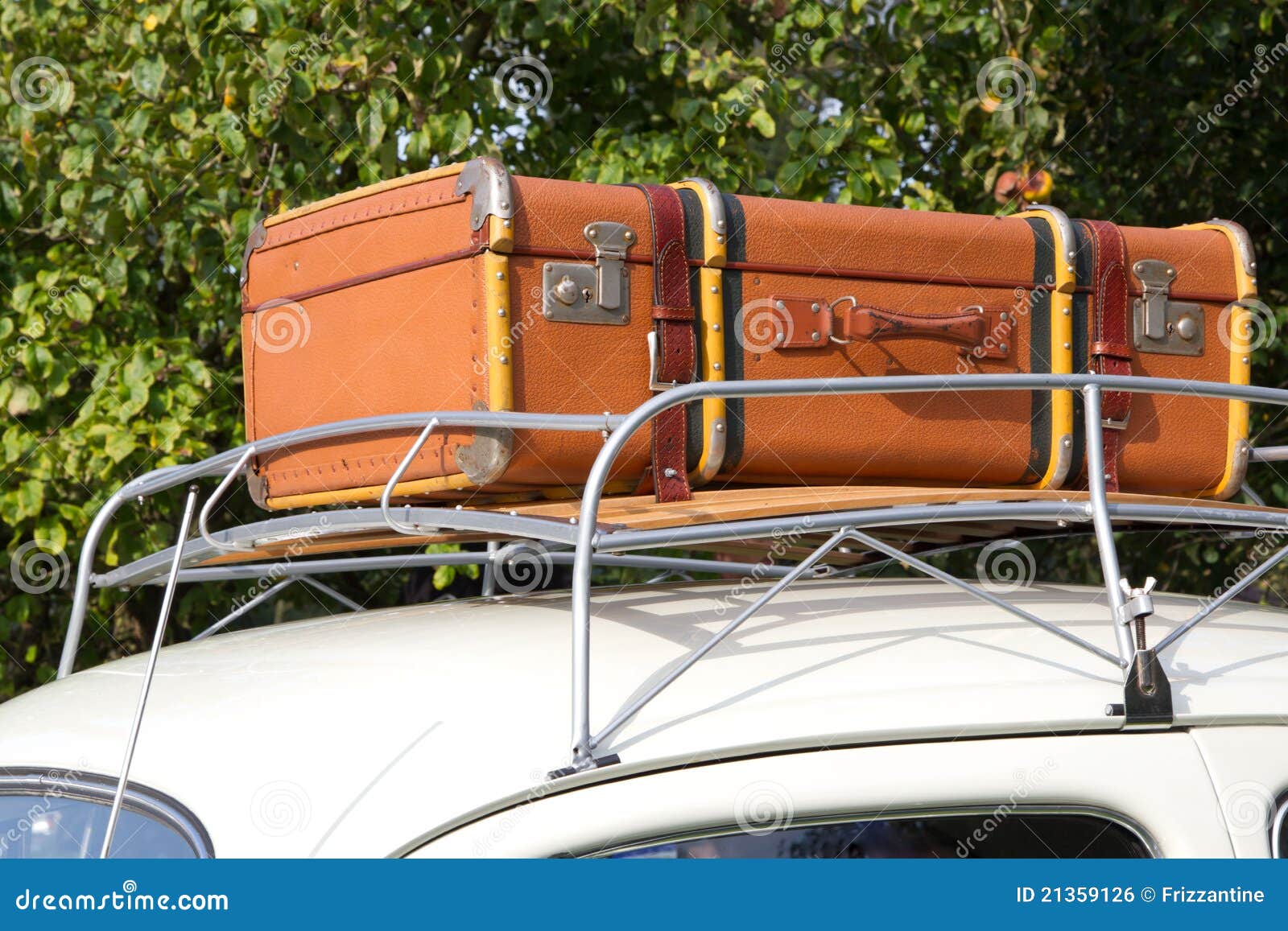 Alter Koffer am Autodach stock photo. Image of nostalgic - 21359126