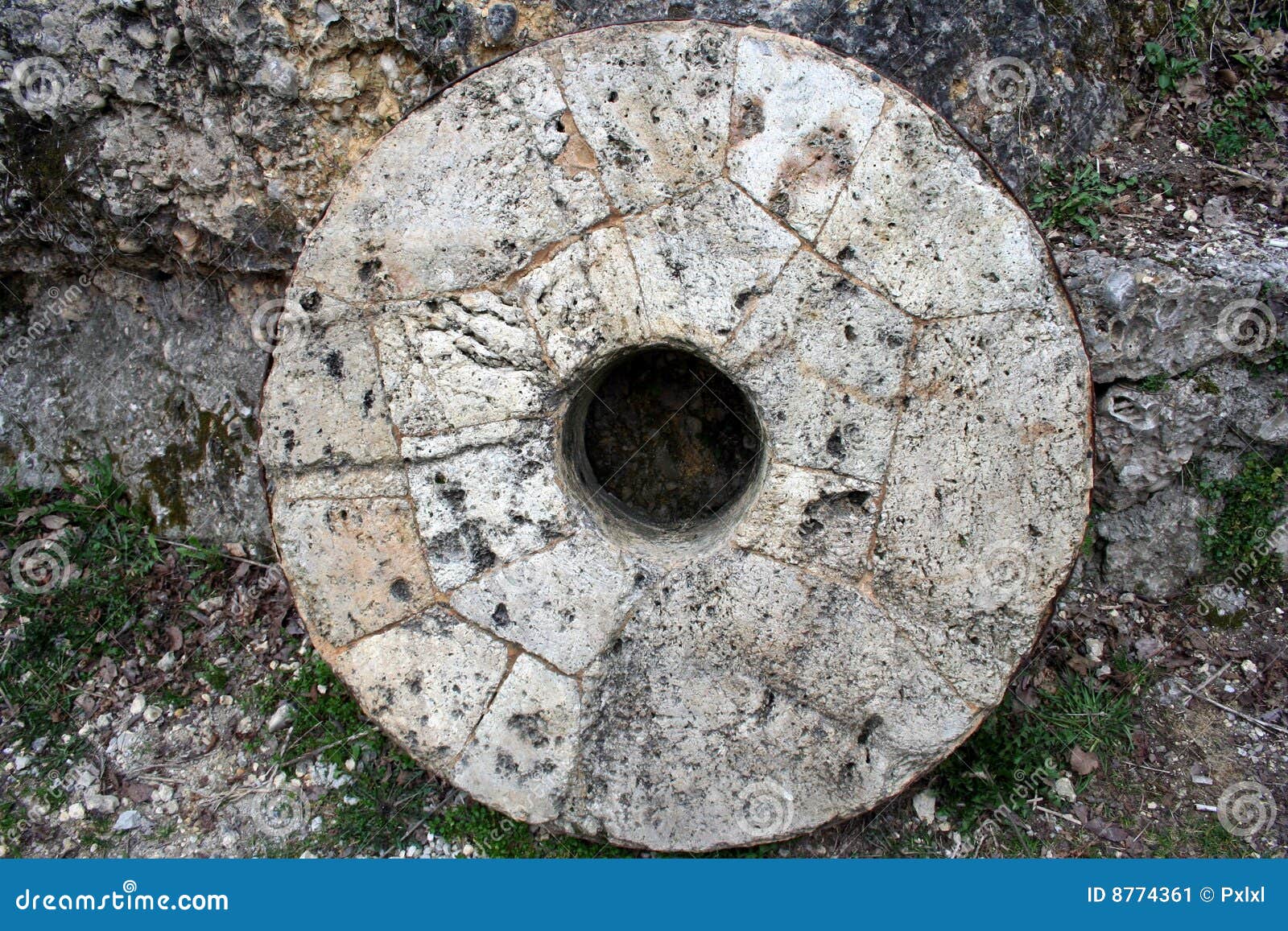 Alter Mühlstein stockbild. Bild von sonderkommandos, schwer - 8774361