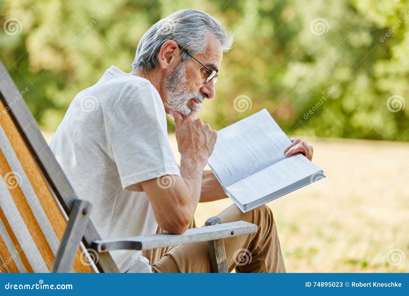 Alter Mann, Der Ein Buch Auf Einem Klappstuhl Liest Stockbild - Bild ... Alter Mann, Der Ein Buch Auf Einem Klappstuhl Liest Stockbild - Bild ...