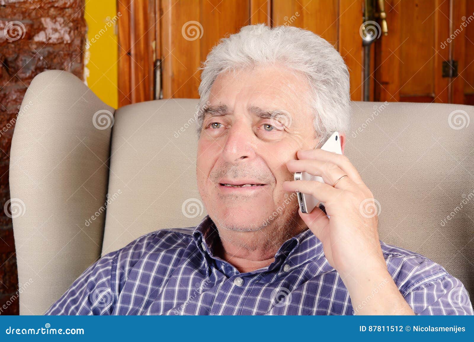 Alter Mann, Der am Telefon Spricht Stockfoto - Bild von freizeit, couch ...