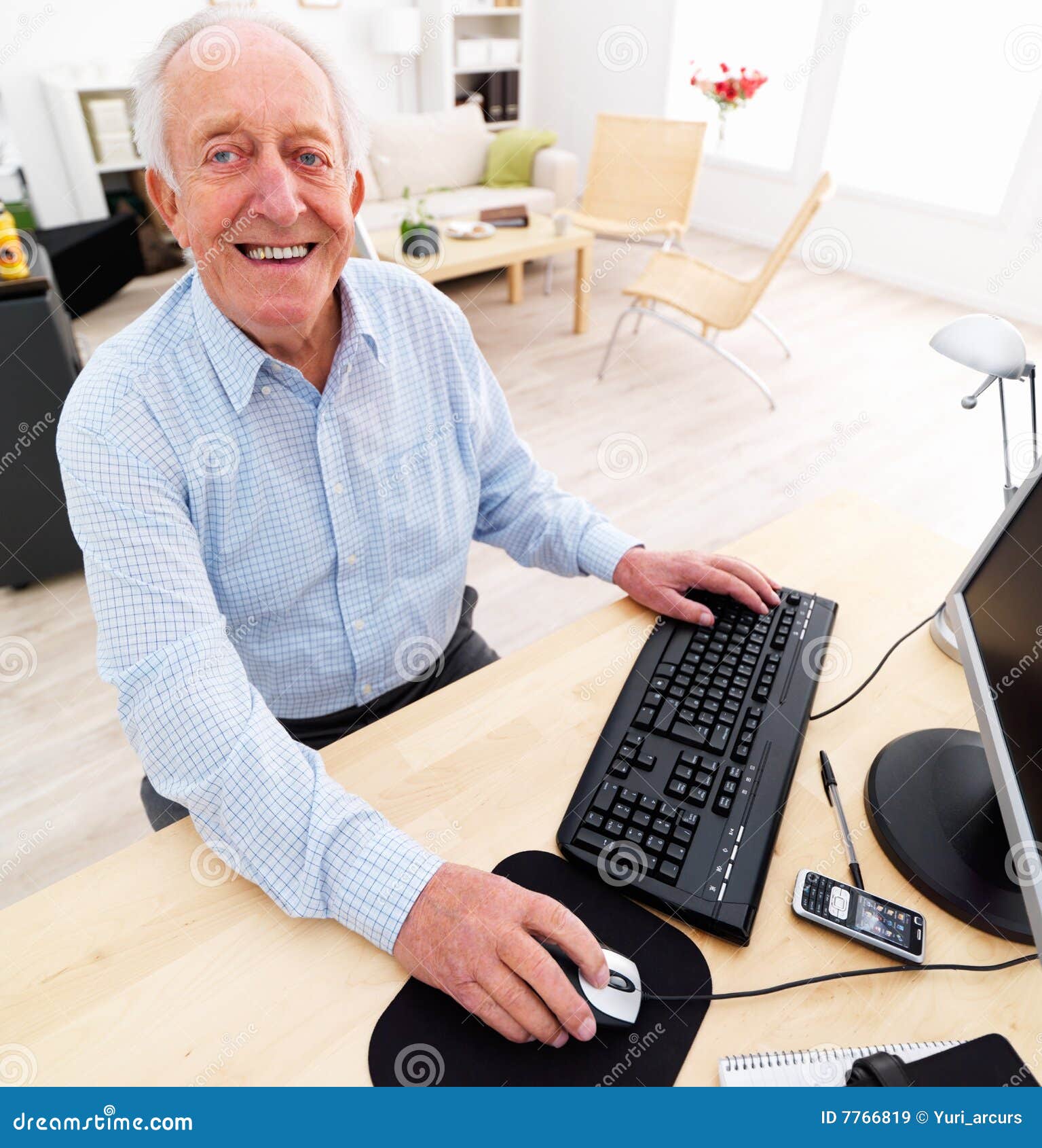 Alter Mann, Der Zu Hause an Computer Arbeitet Stockbild - Bild von ...